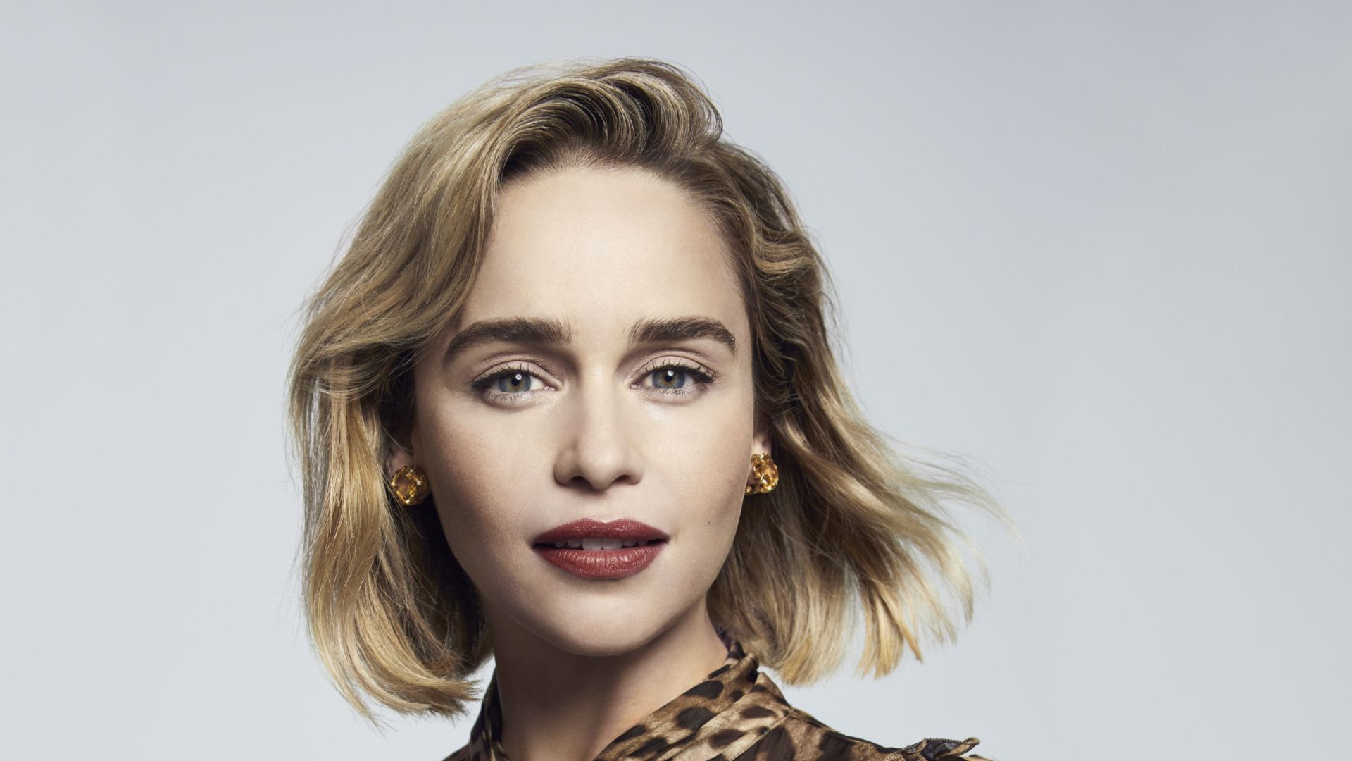 Emilia Clarke HD Portrait – Blonde Blue-Eyed Celebrity Elegance with ...
