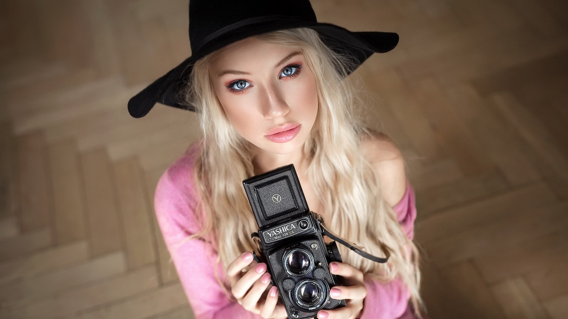 Download Vintage Camera Hat Blonde Camera Woman Model HD Wallpaper