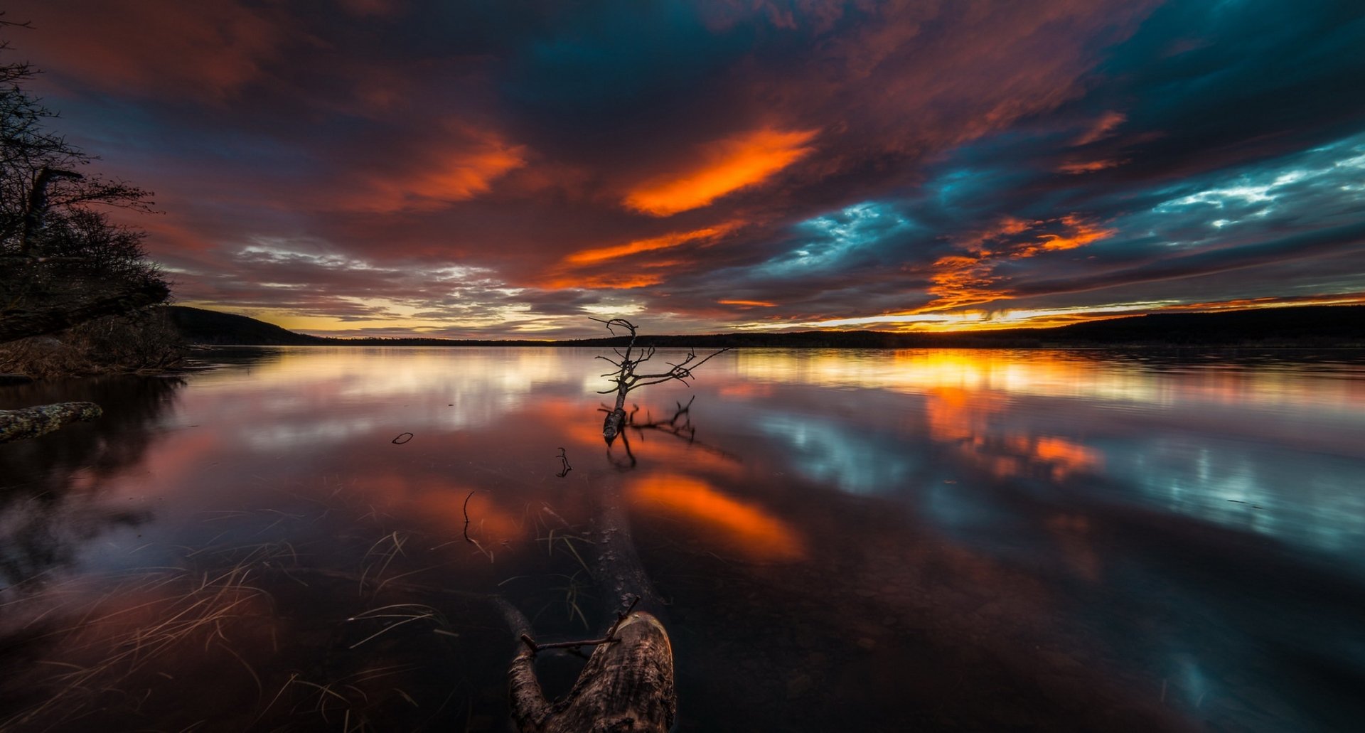Sunset Serenity: HD Lake Reflection Amid Clouds and Nature