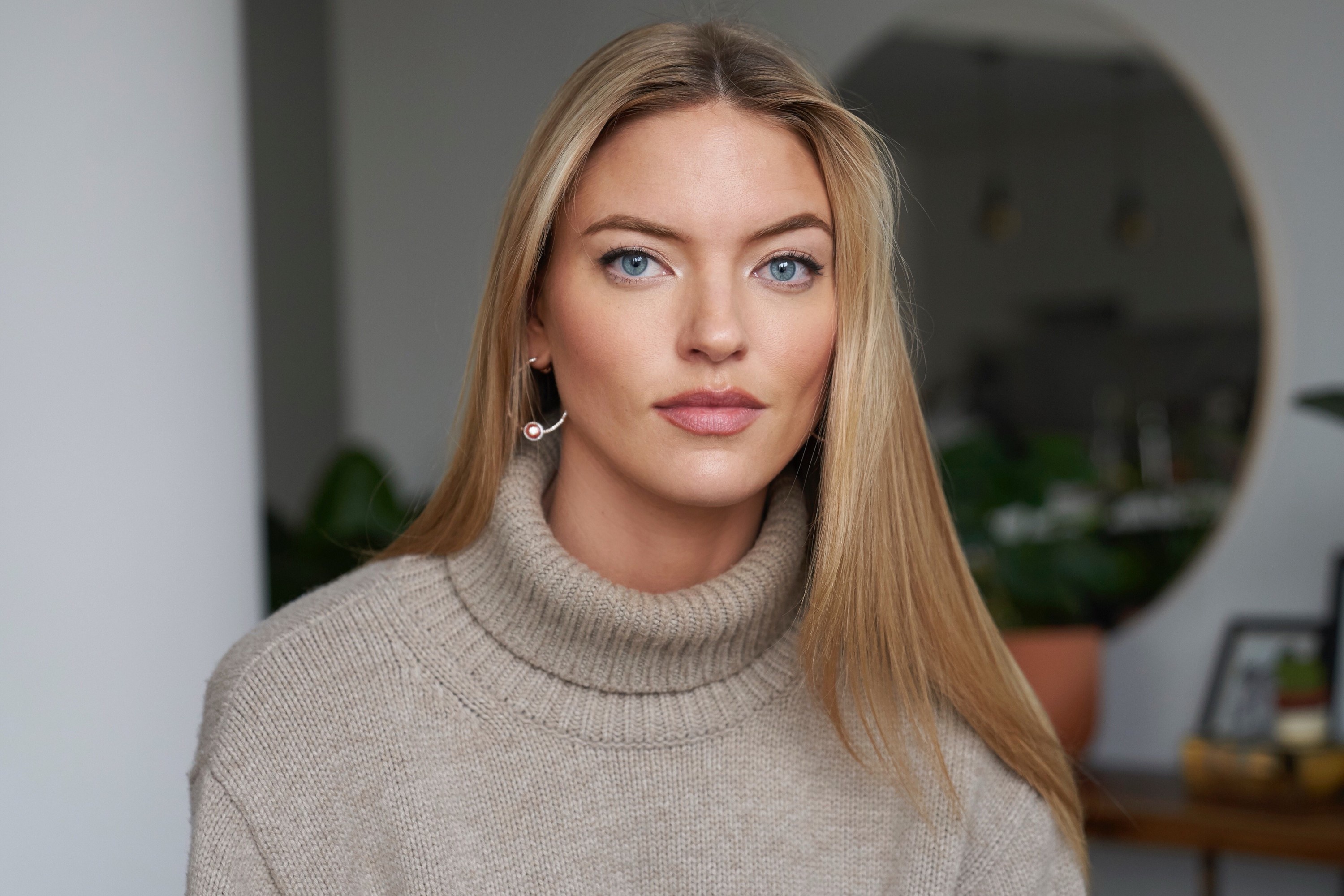 Download Blonde Blue Eyes Face Model American Celebrity Martha Hunt HD ...