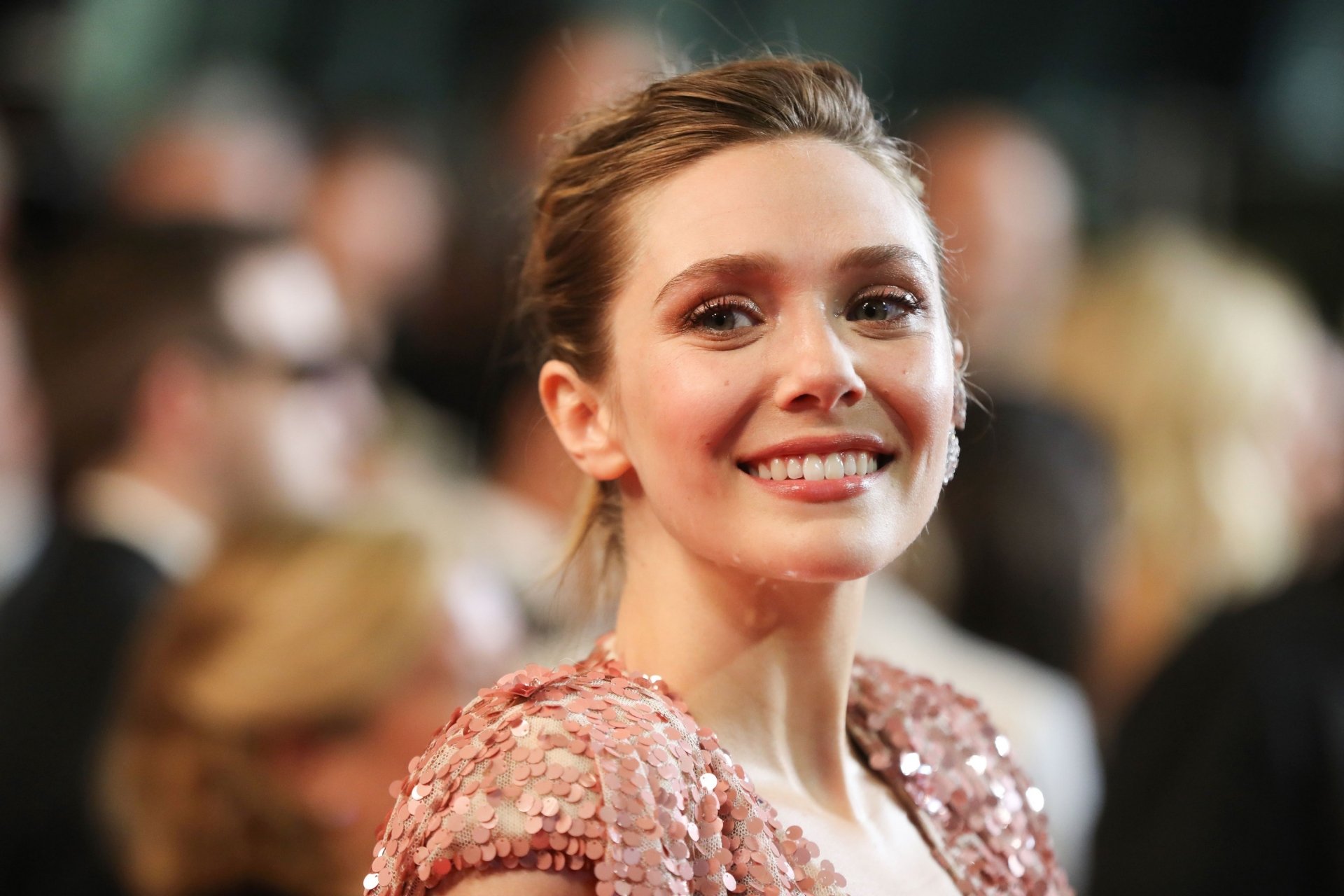 Amazing Elizabeth Olsen Wallpaper