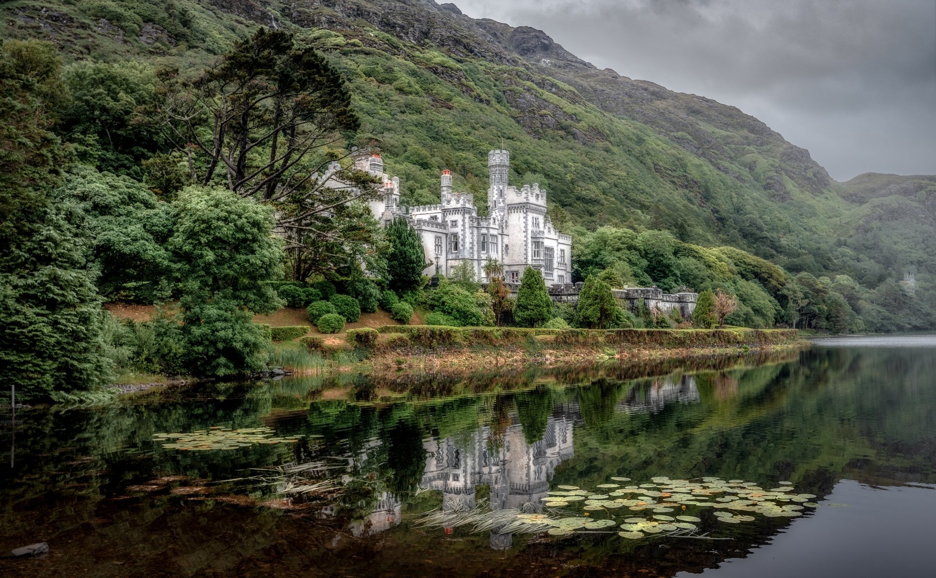 Majestic Castle Reflection in Ultra HD Serenity