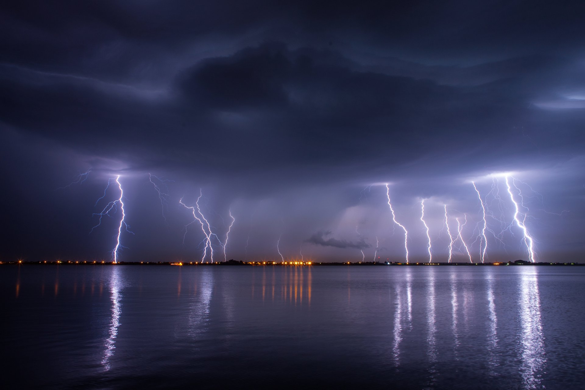 4K Ultra HD Lightning Photography: Electric Storm Over Water