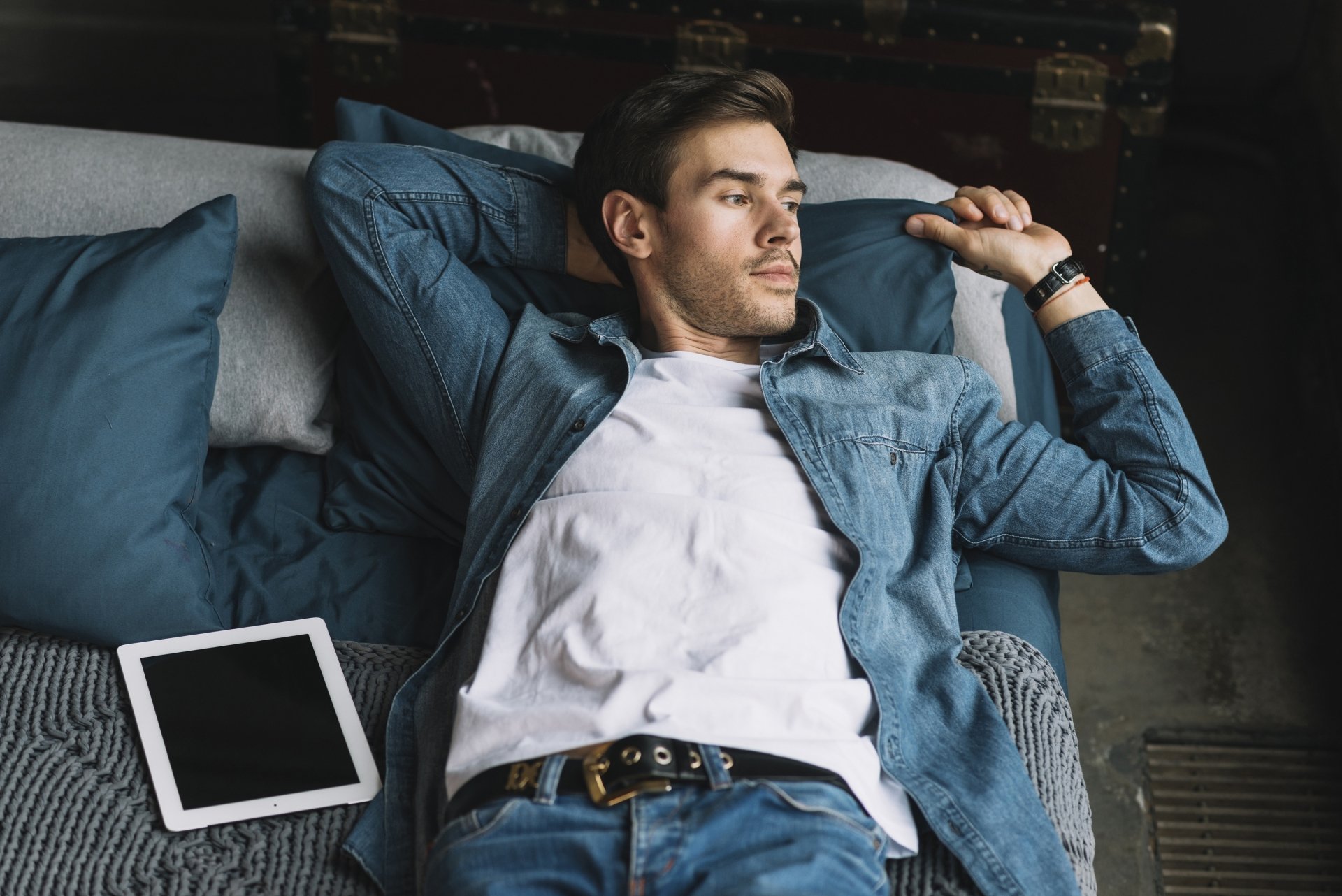 Download Tablet Man Model HD Wallpaper