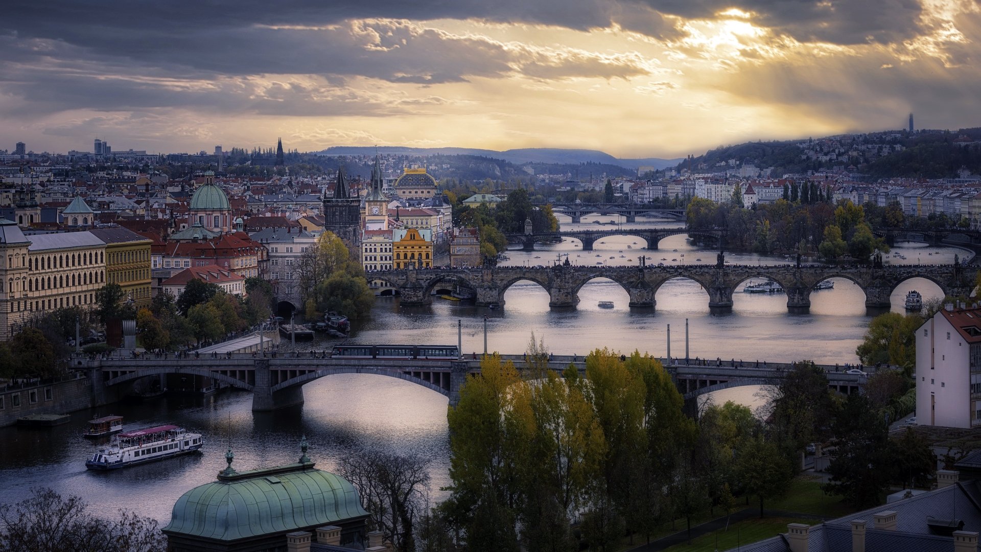 Prague Bridges at Dusk – Stunning 4K Ultra HD Man-Made Wonder