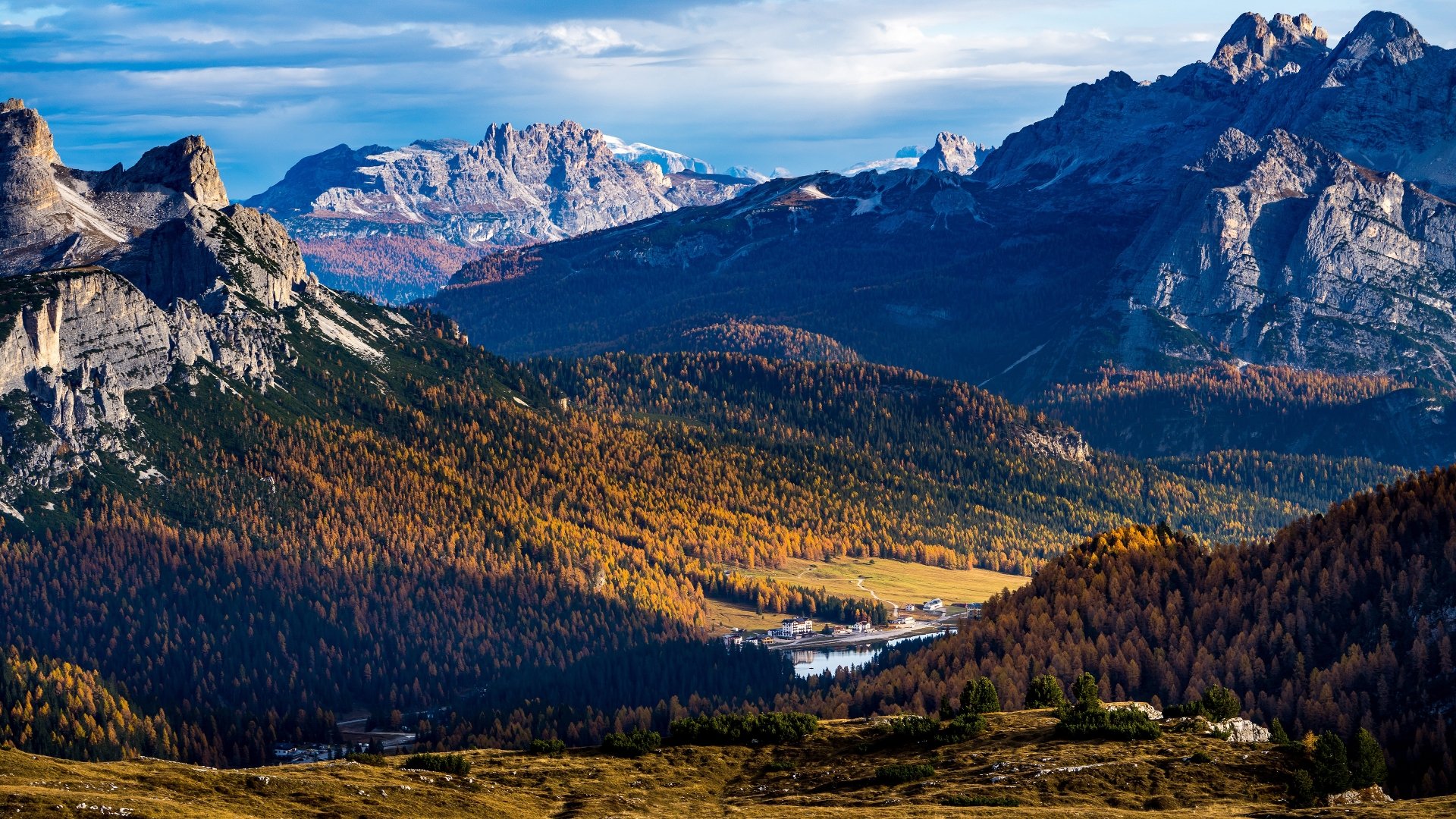 Alps in Autumn Glory: Stunning 4K Mountain & Forest Landscape Wallpaper