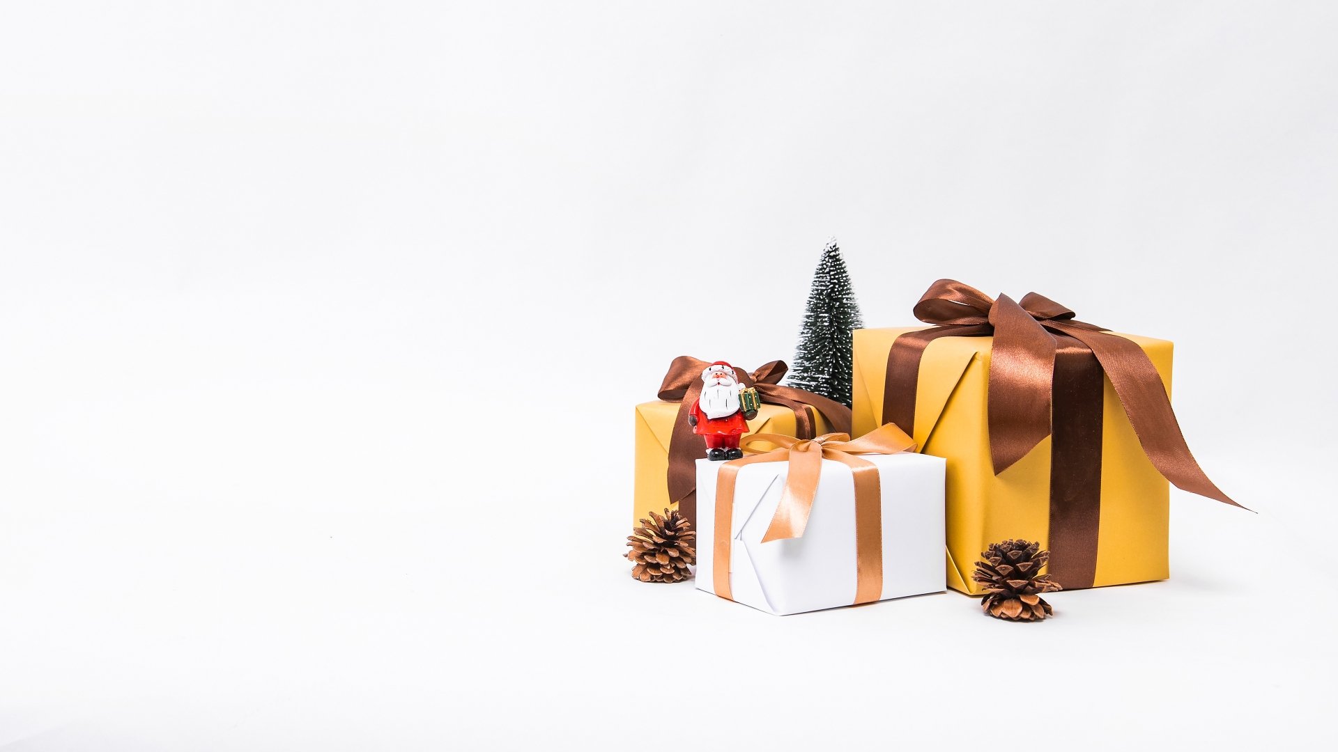 Santa's Ornaments & Gifts — 4K Holiday Wallpaper | 3840x2160 ...