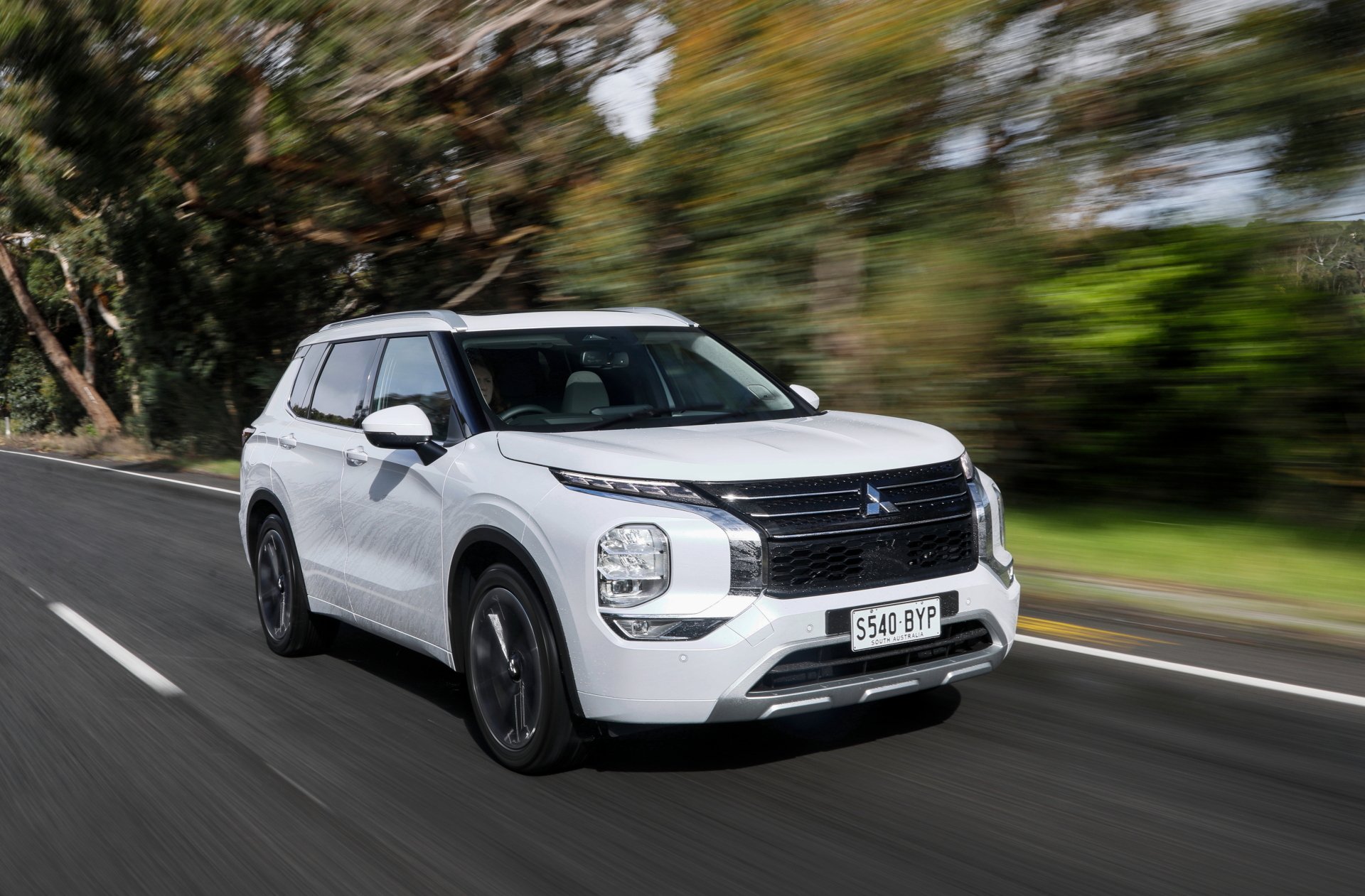 Download SUV Vehicle Mitsubishi Outlander 4k Ultra HD Wallpaper