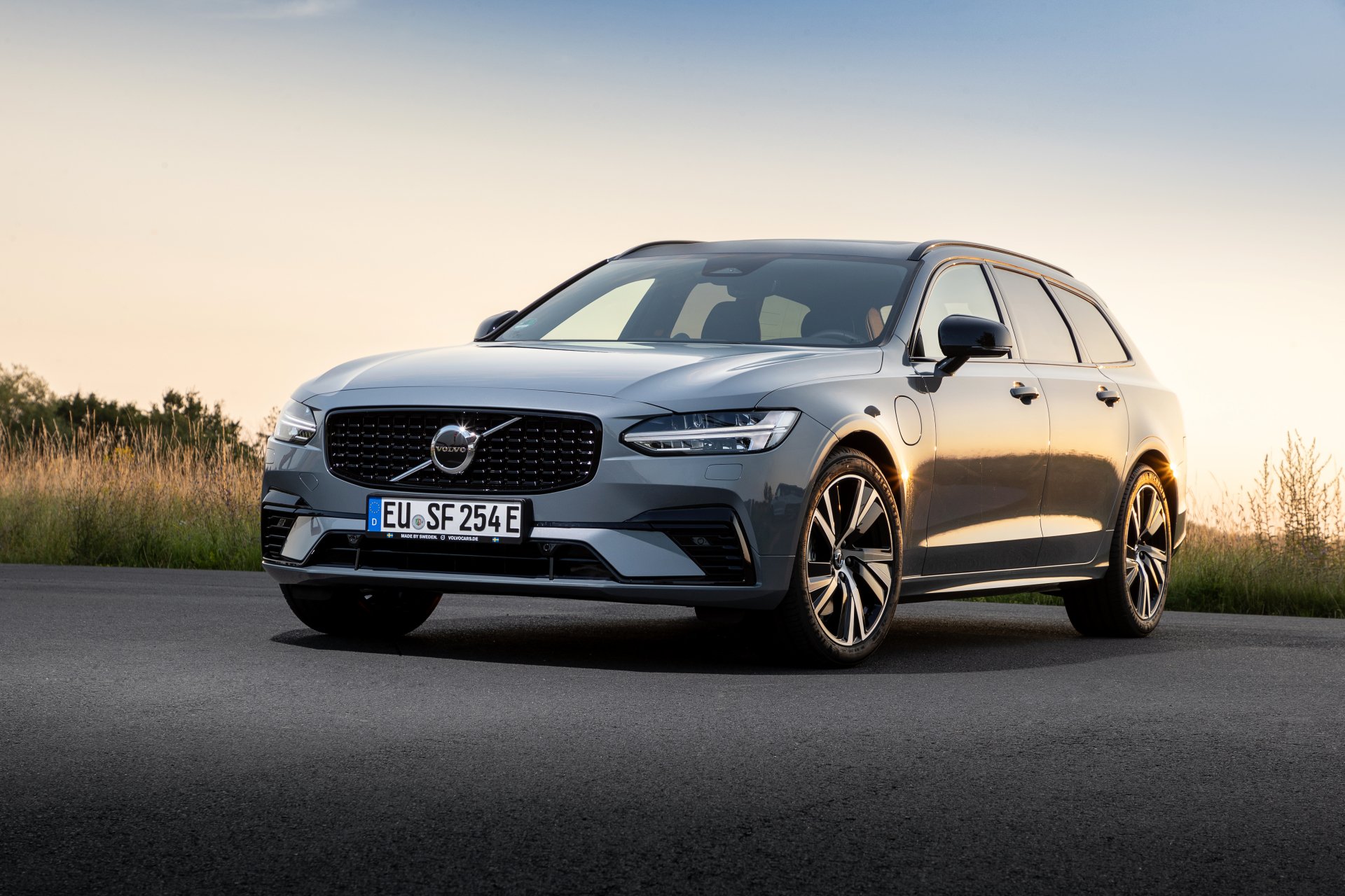 Download Volvo V90 Vehicle Volvo V90 T6 AWD 4k Ultra HD Wallpaper