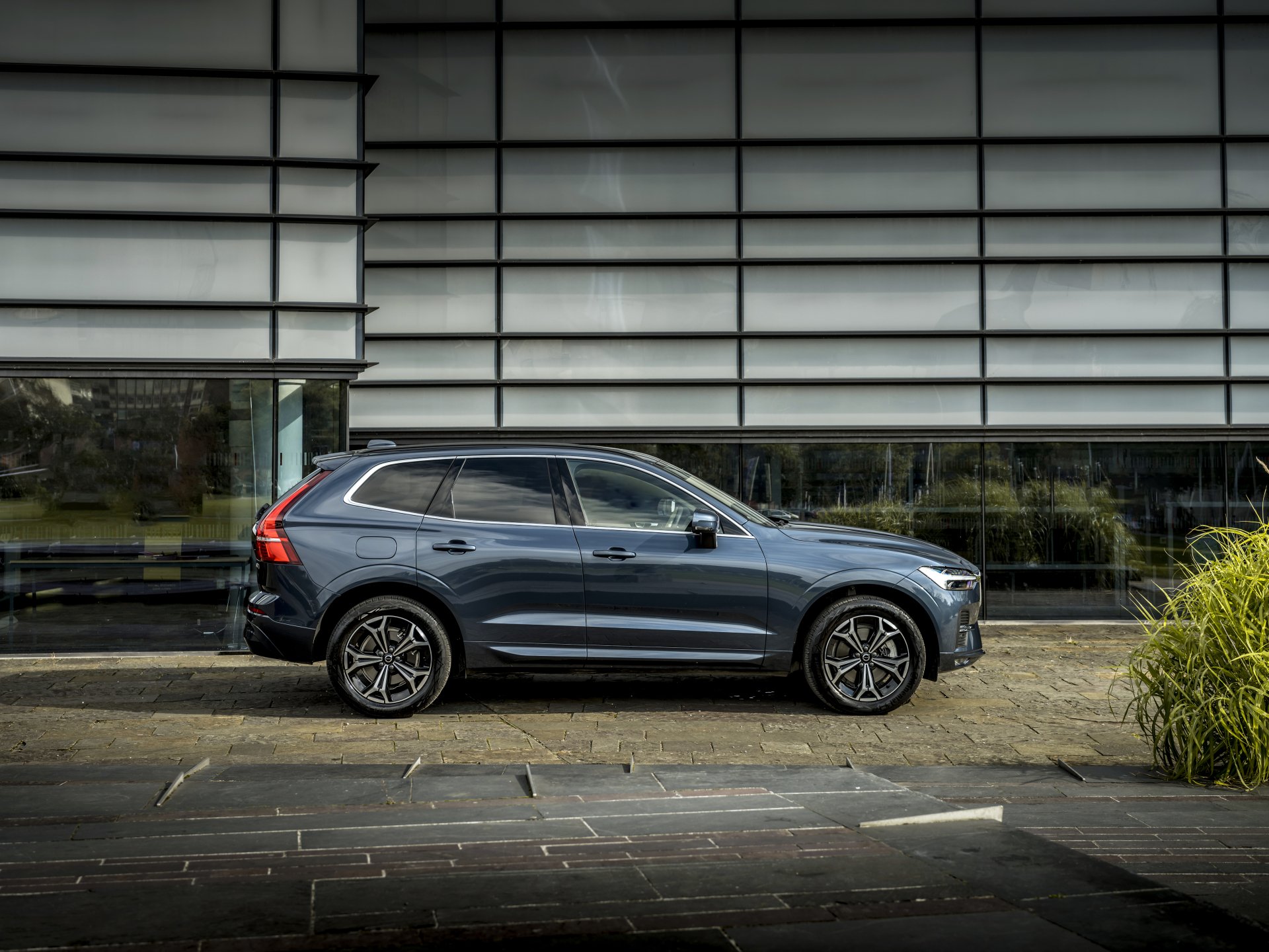 Download SUV Volvo XC60 B4 AWD Vehicle Volvo XC60 4k Ultra HD Wallpaper