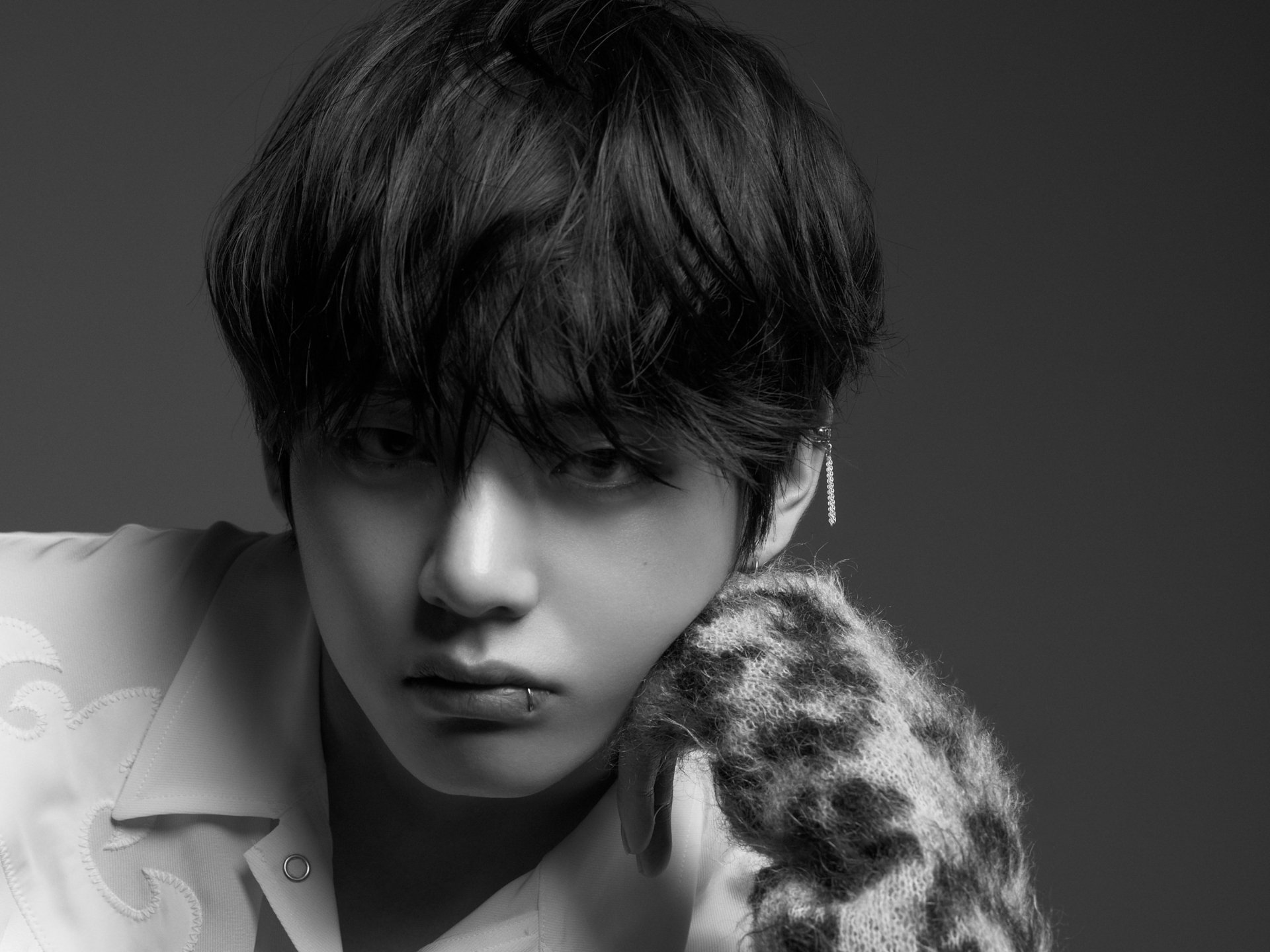Download Singer K-pop V (Kim Taehyung) Music BTS HD Wallpaper