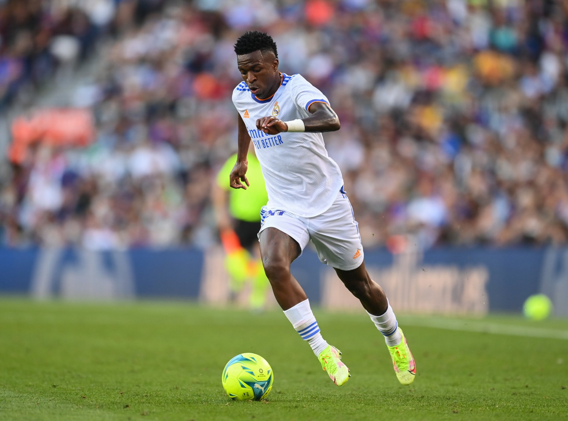 Vinícius Júnior in Action - Stunning HD Sports Wallpaper