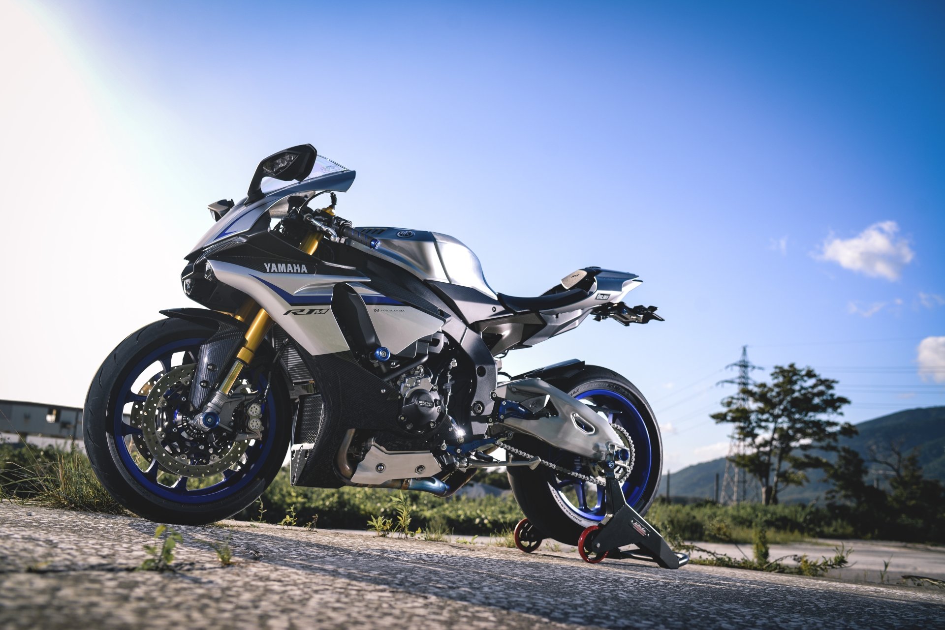 Download Vehicle Yamaha YZF-R1 4k Ultra HD Wallpaper