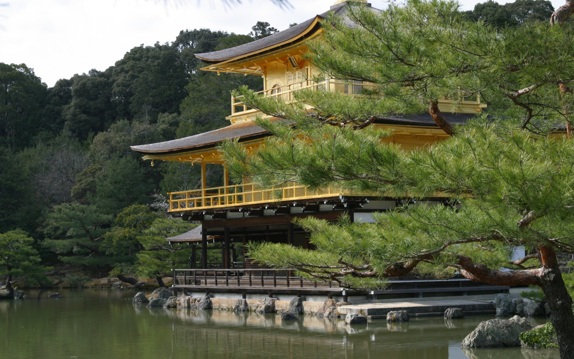 Stunning Japanese Architecture: HD Wallpaper of a Serene Building