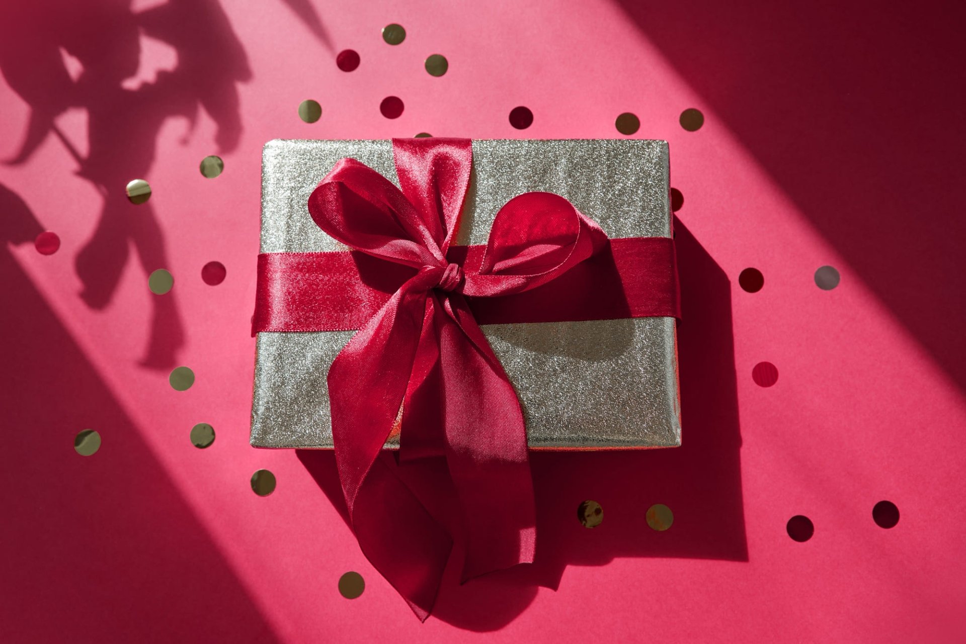 Gift - Desktop Wallpapers, Phone Wallpaper, PFP, Gifs, and More!