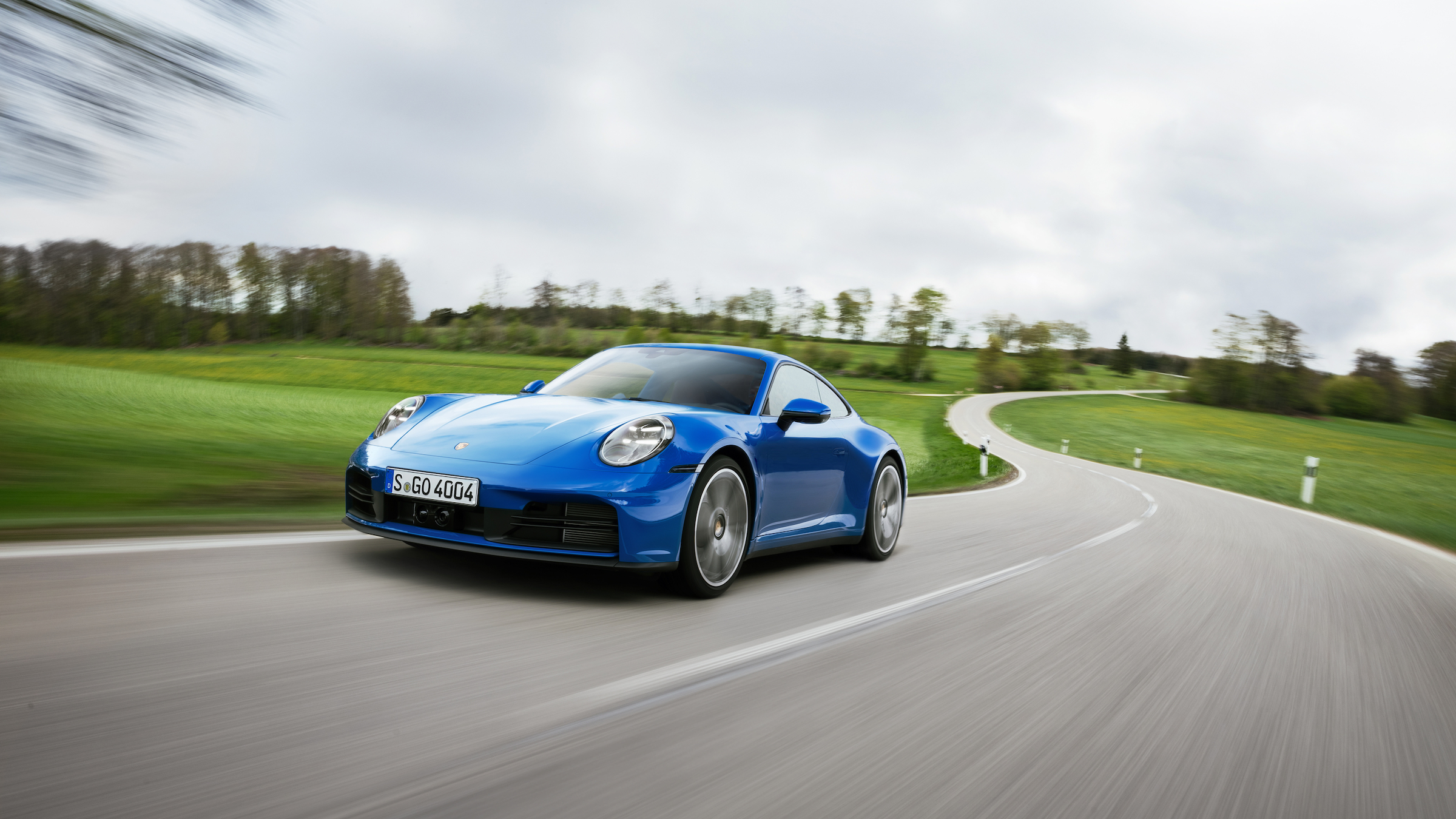 HD Wallpaper of the Iconic Porsche 911 Carrera on the Move