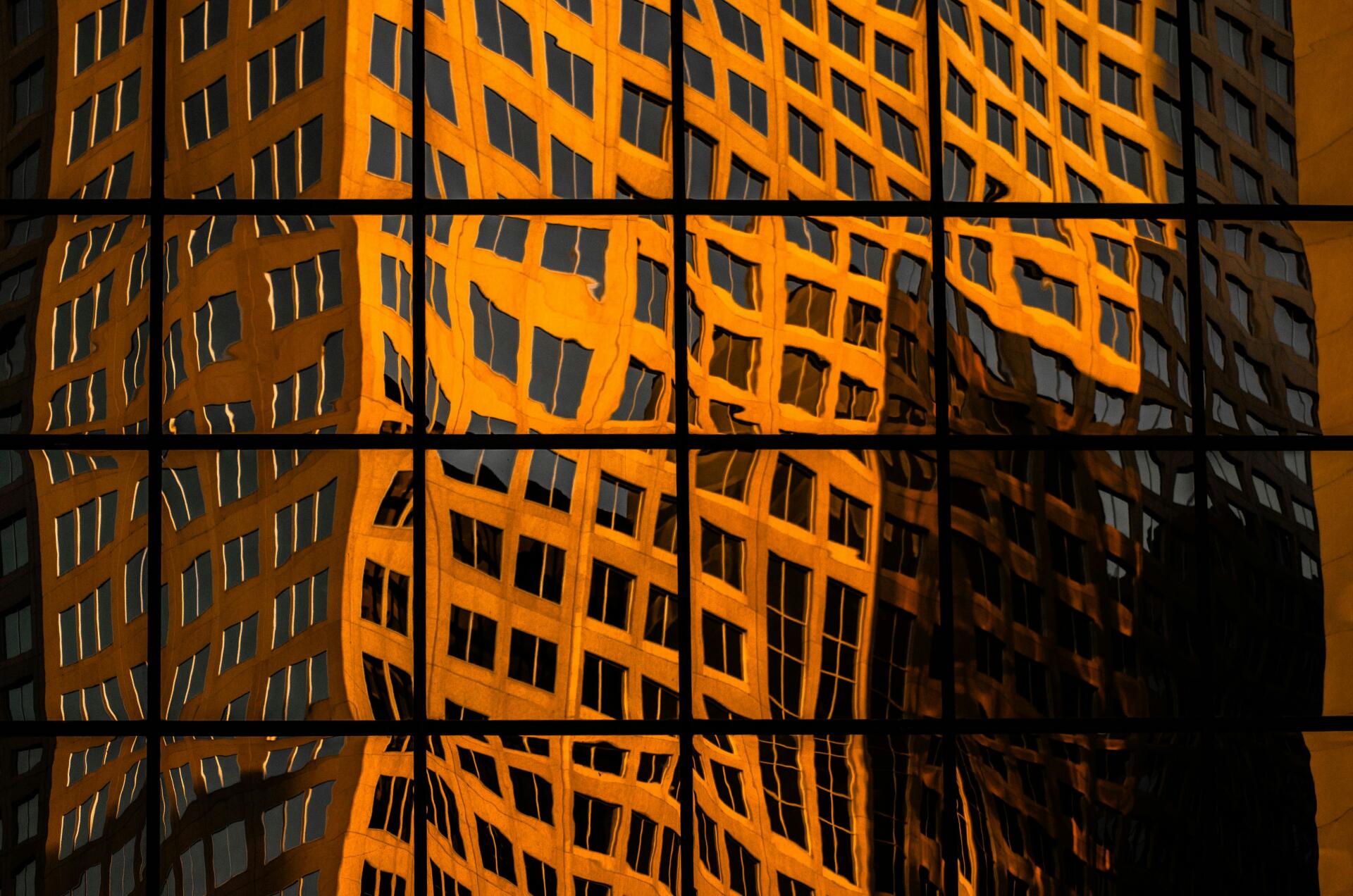 4K Ultra HD Wallpaper — Golden Window Facade Reflection