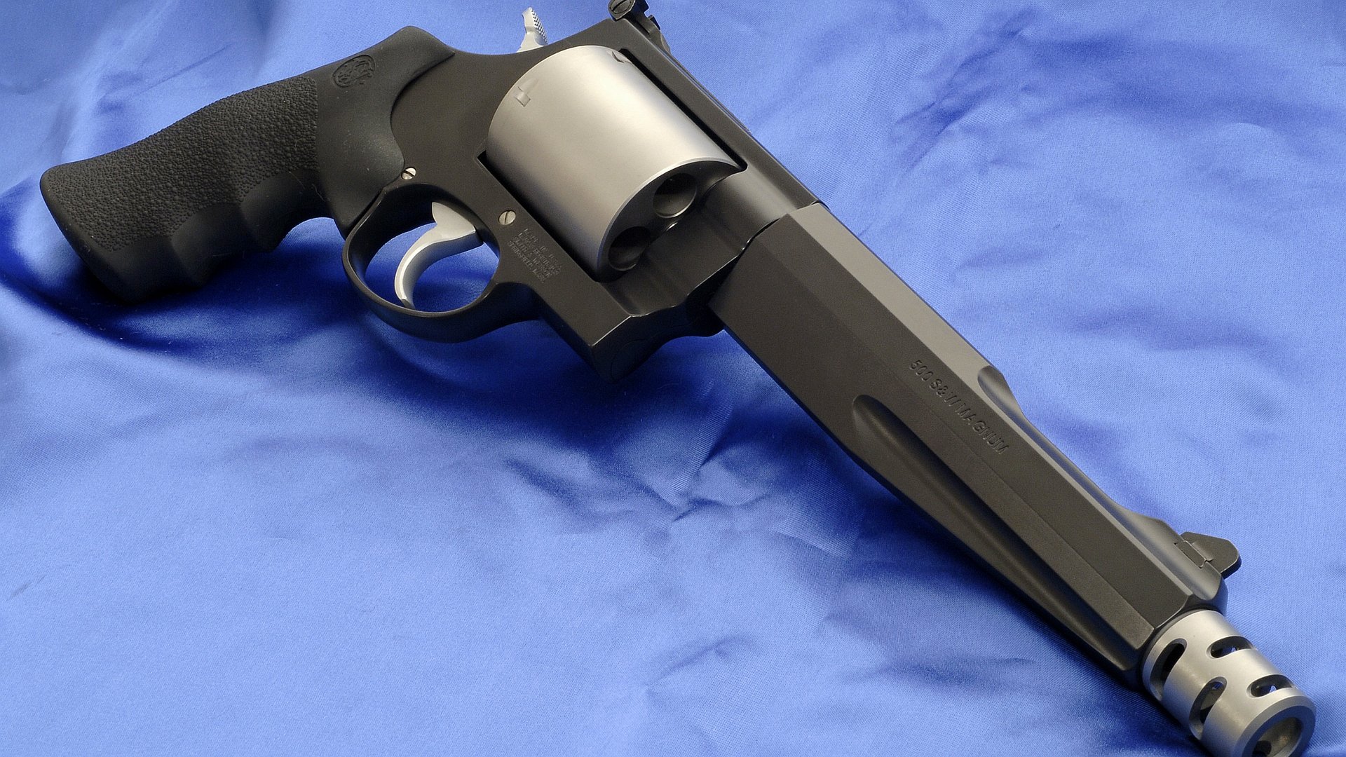 Smith & Wesson Model 500: 4K Ultra HD Man-Made Revolver Wallpaper