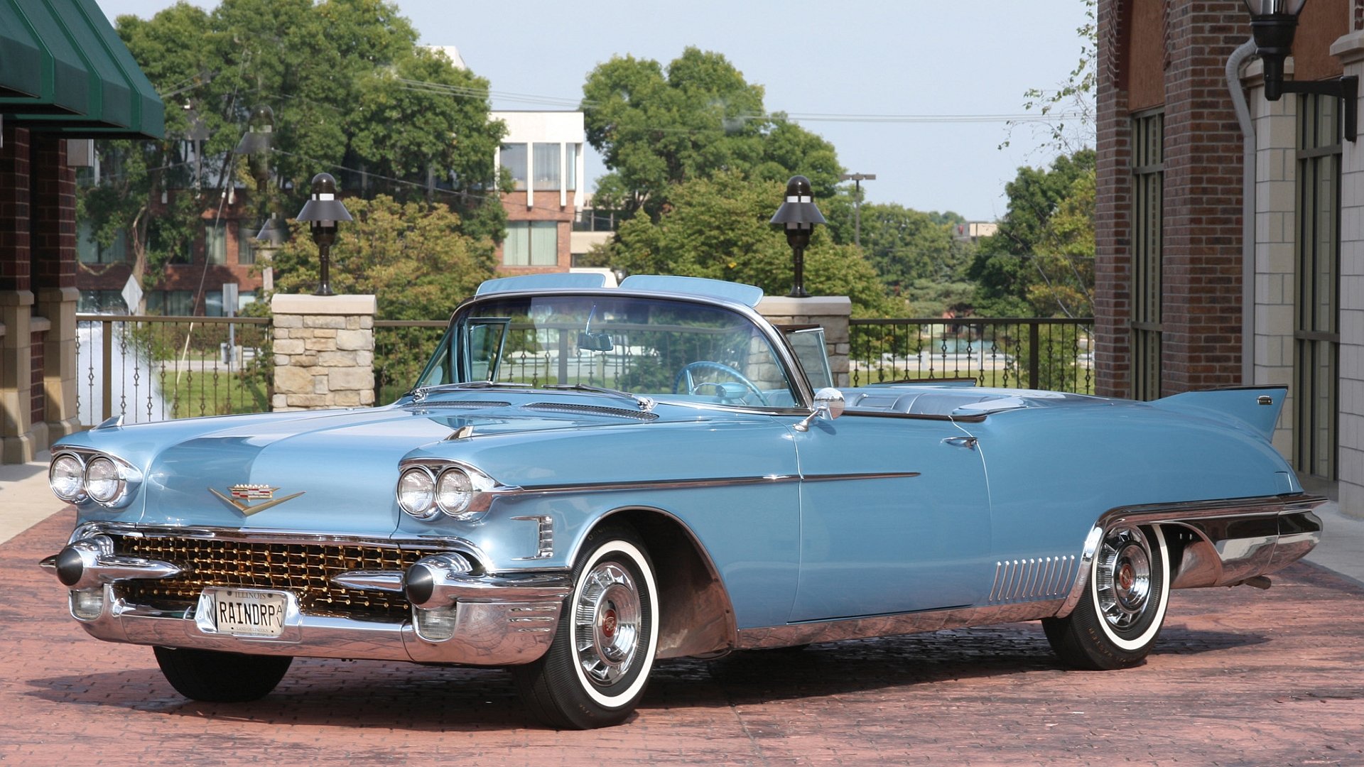 Classic Cadillac Elegance: HD Vintage Vehicle Wallpaper