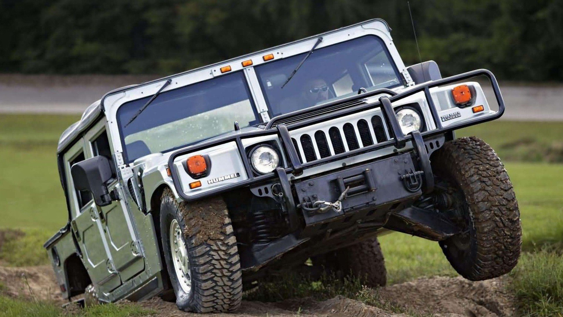 Hummer Power Drive – Stunning HD Vehicle Wallpaper