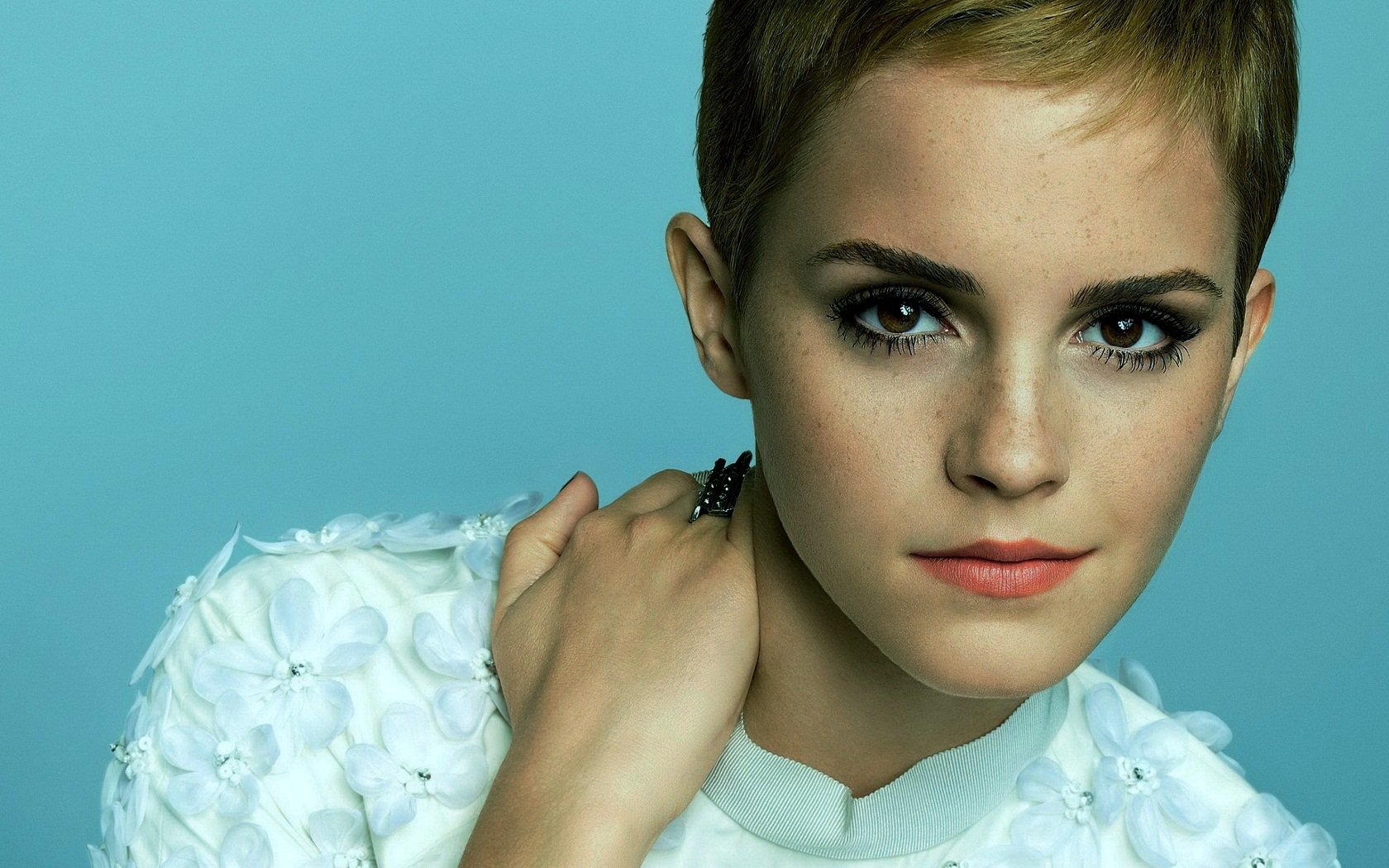 Emma Watson HD Celebrity Portrait – Stunning Wallpaper