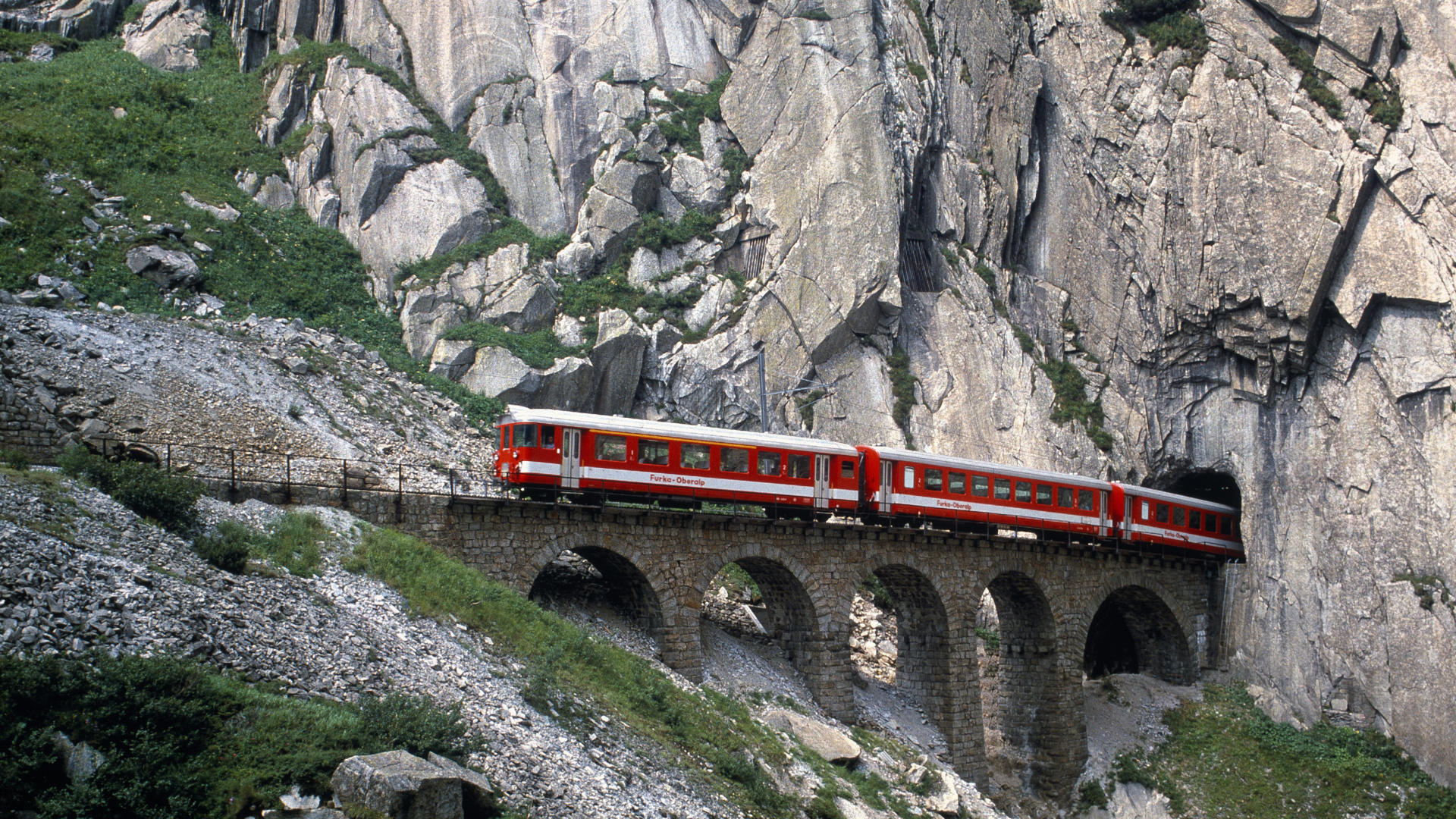 Scenic Mountain Train HD Wallpaper – Journey Through Rugged Peaks