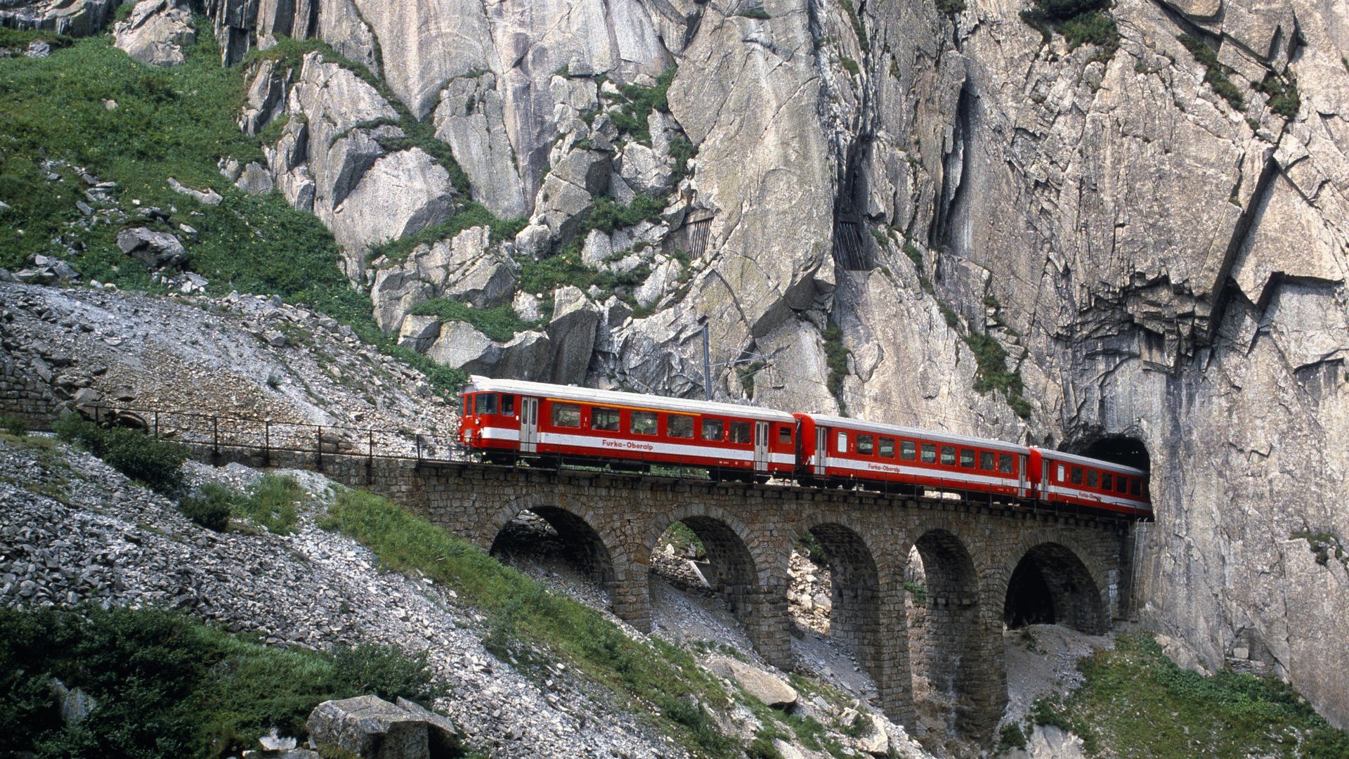 Scenic Mountain Train HD Wallpaper – Journey Through Rugged Peaks