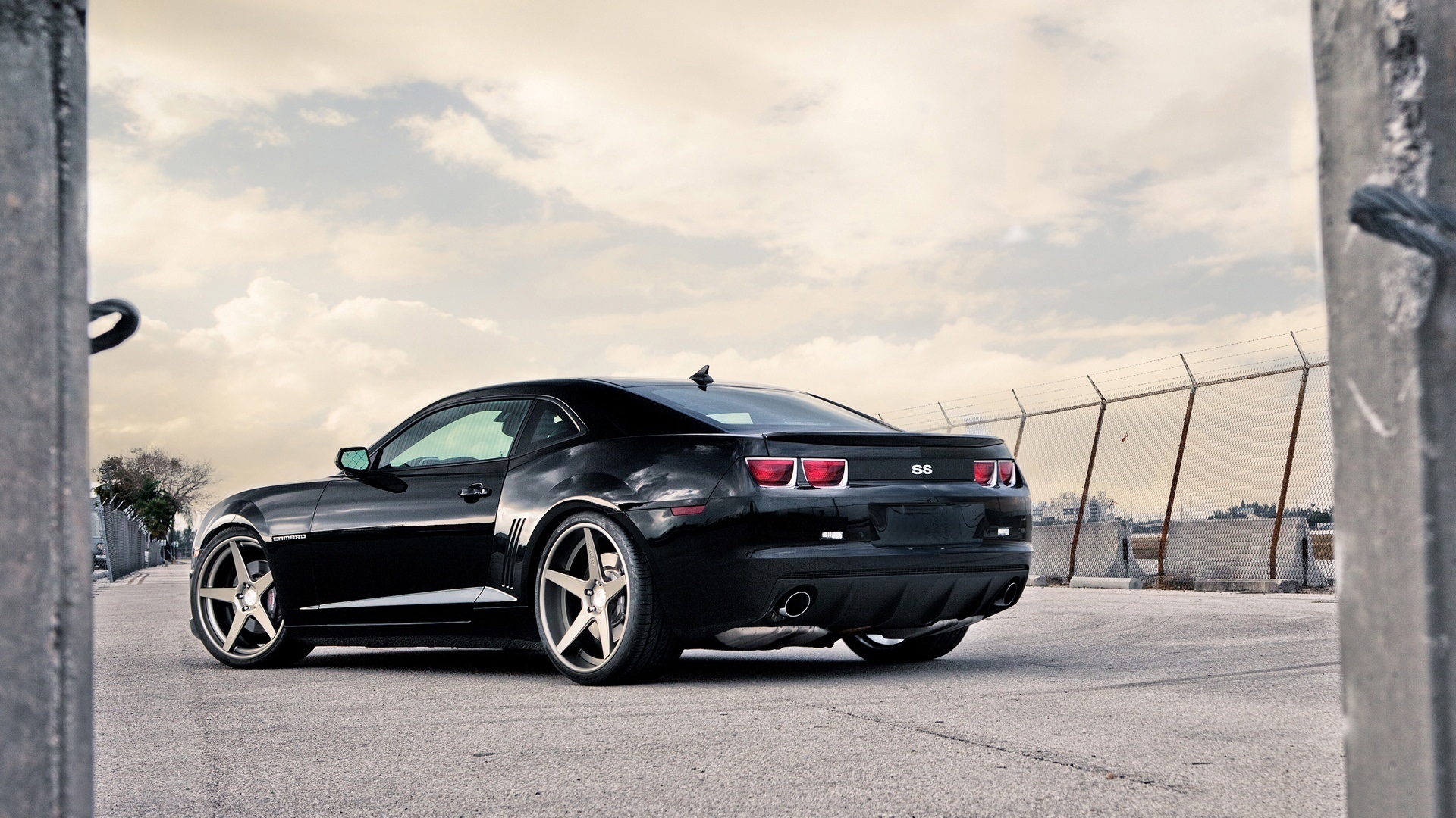 Sleek Black Sports Car HD Wallpaper - Ultimate Vehicle Elegance