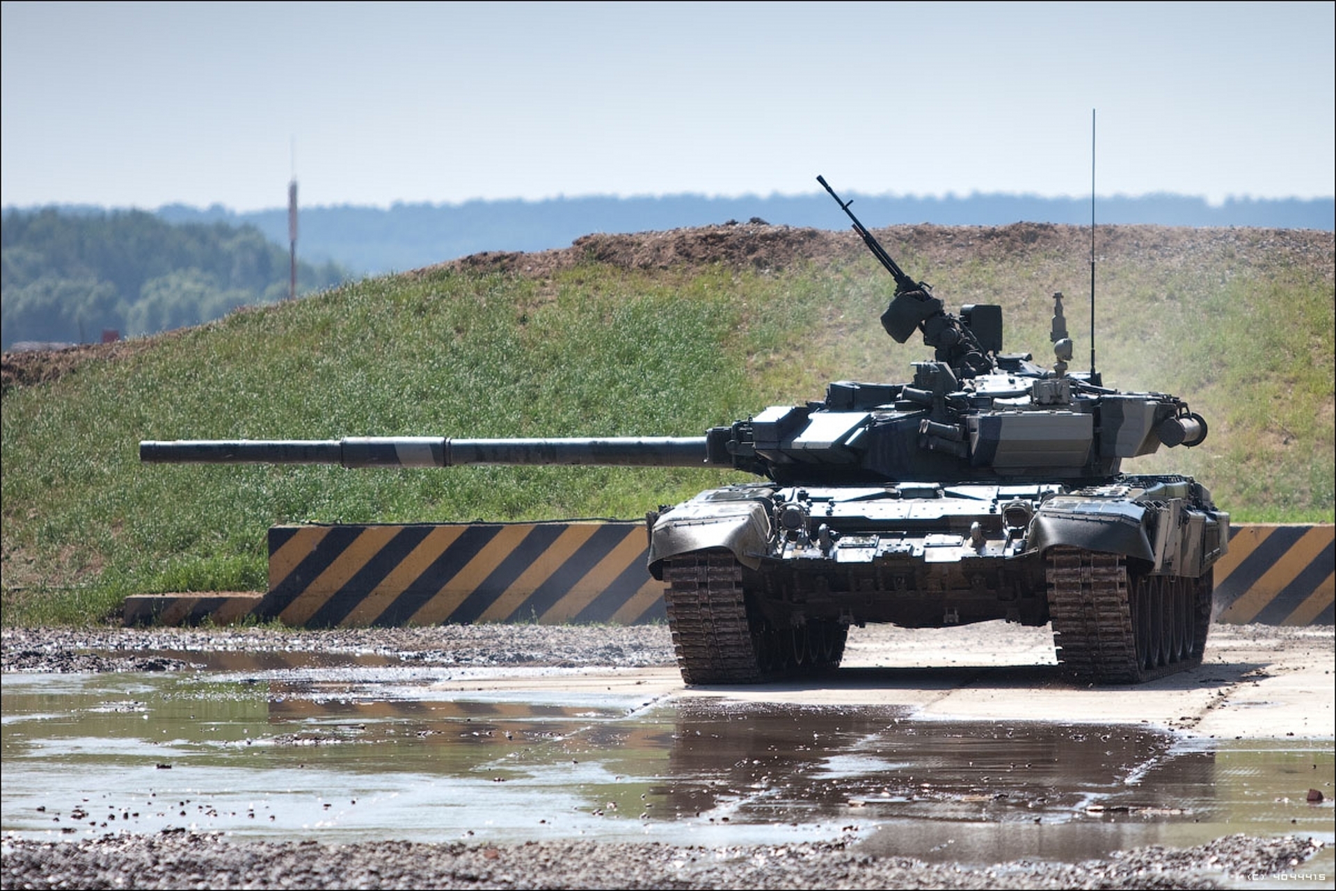 Download Military Tank HD Wallpaper
