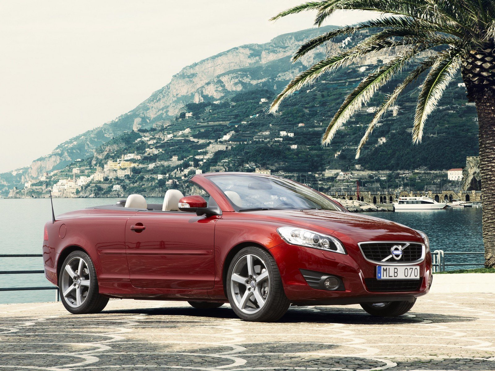 Download Vehicle Volvo Wallpaper