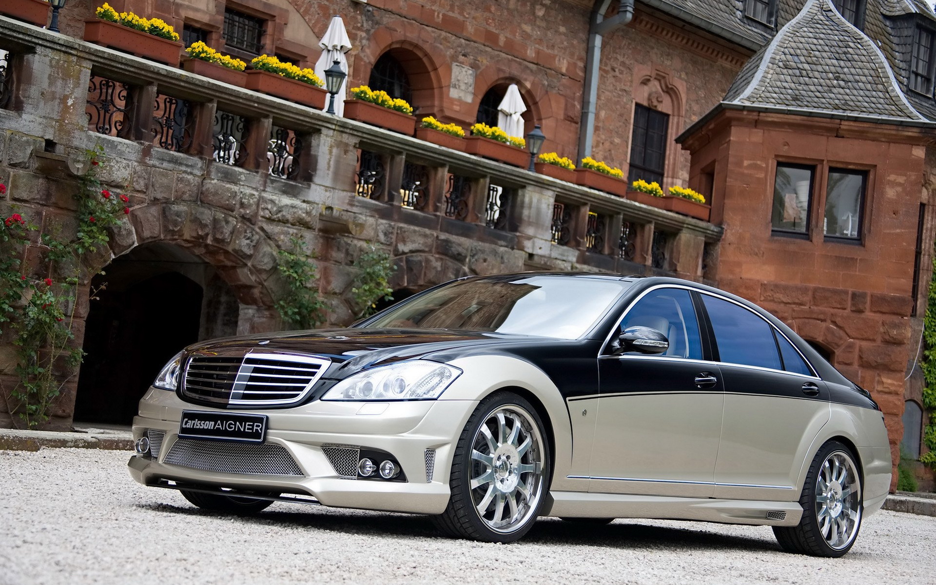 Mercedes Elegance: Stunning HD Vehicle Wallpaper