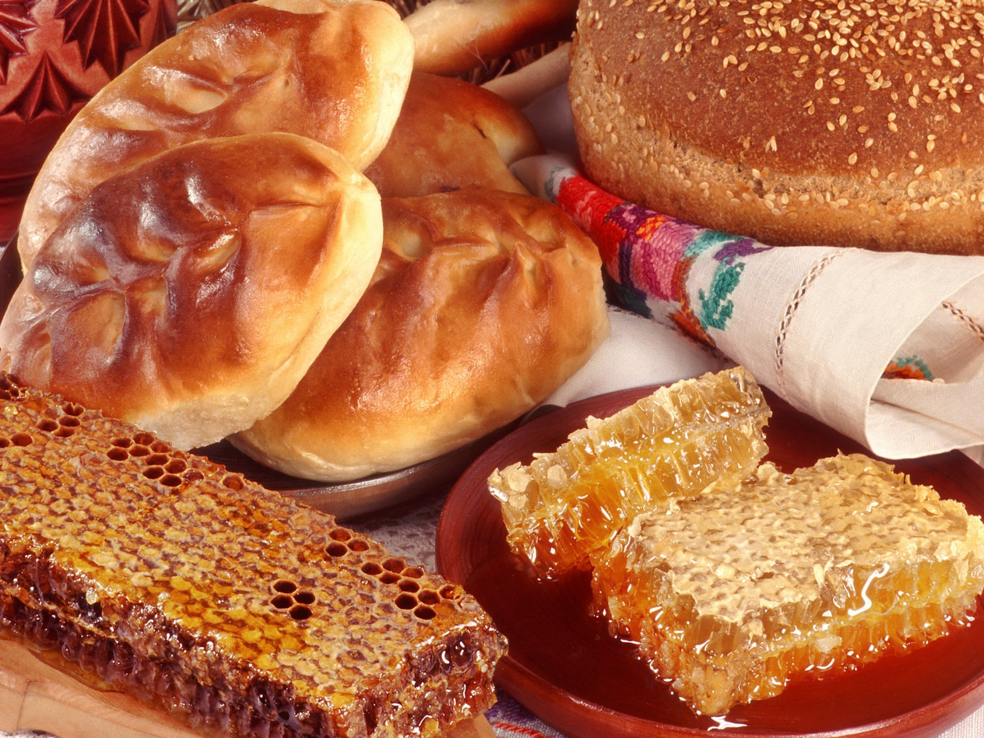 Sweet Delights HD: Honeycomb & Fresh Pastries Feast