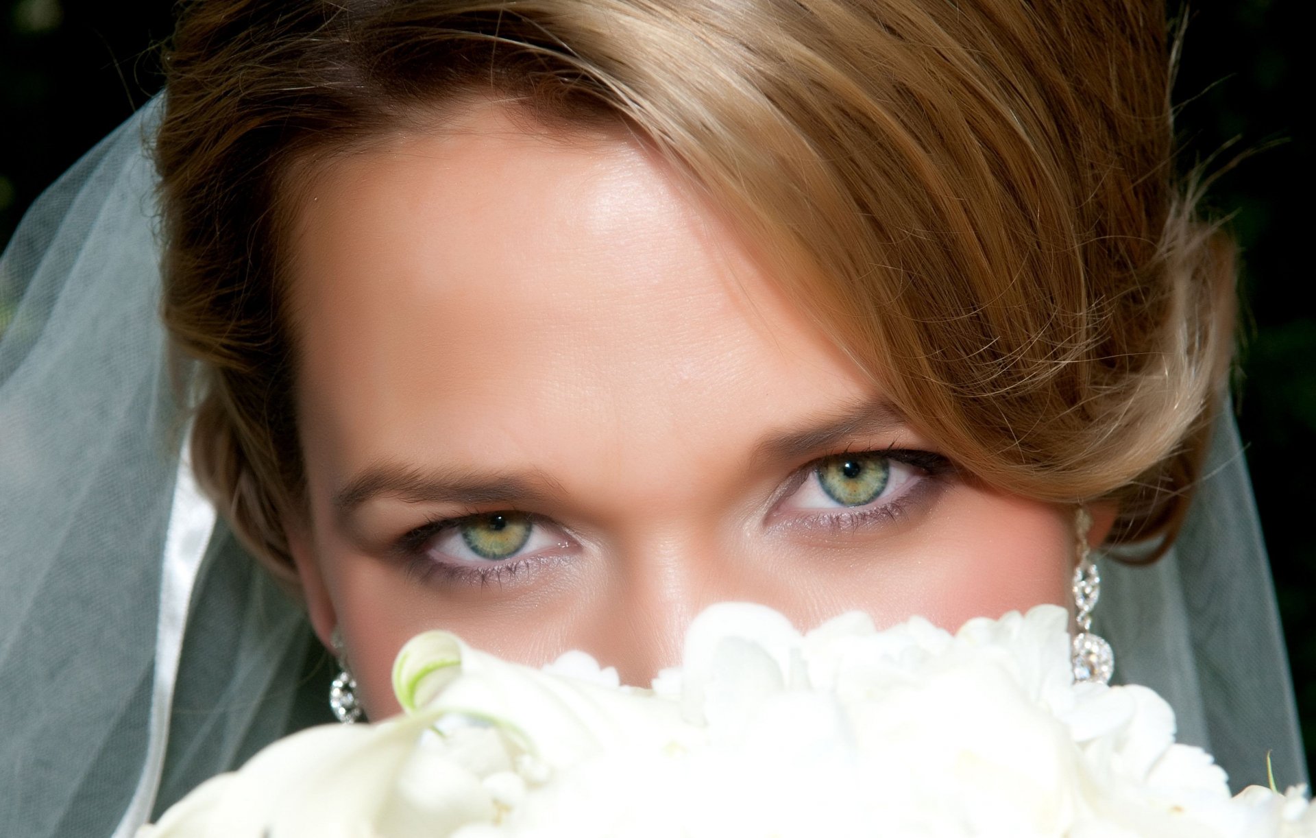 Jennifer Miner’s Captivating Gaze: Cute HD Woman’s Face Wallpaper