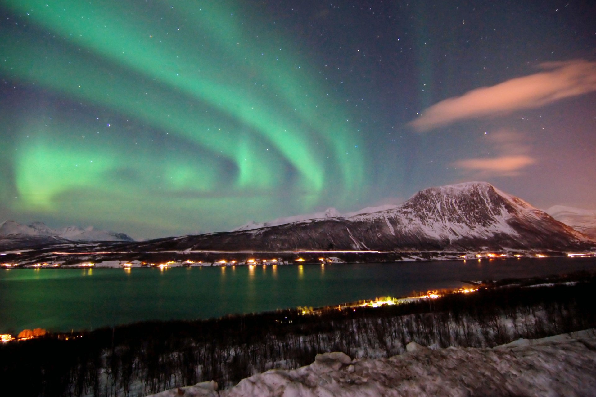 Mesmerizing Aurora Borealis - Stunning HD Wallpaper