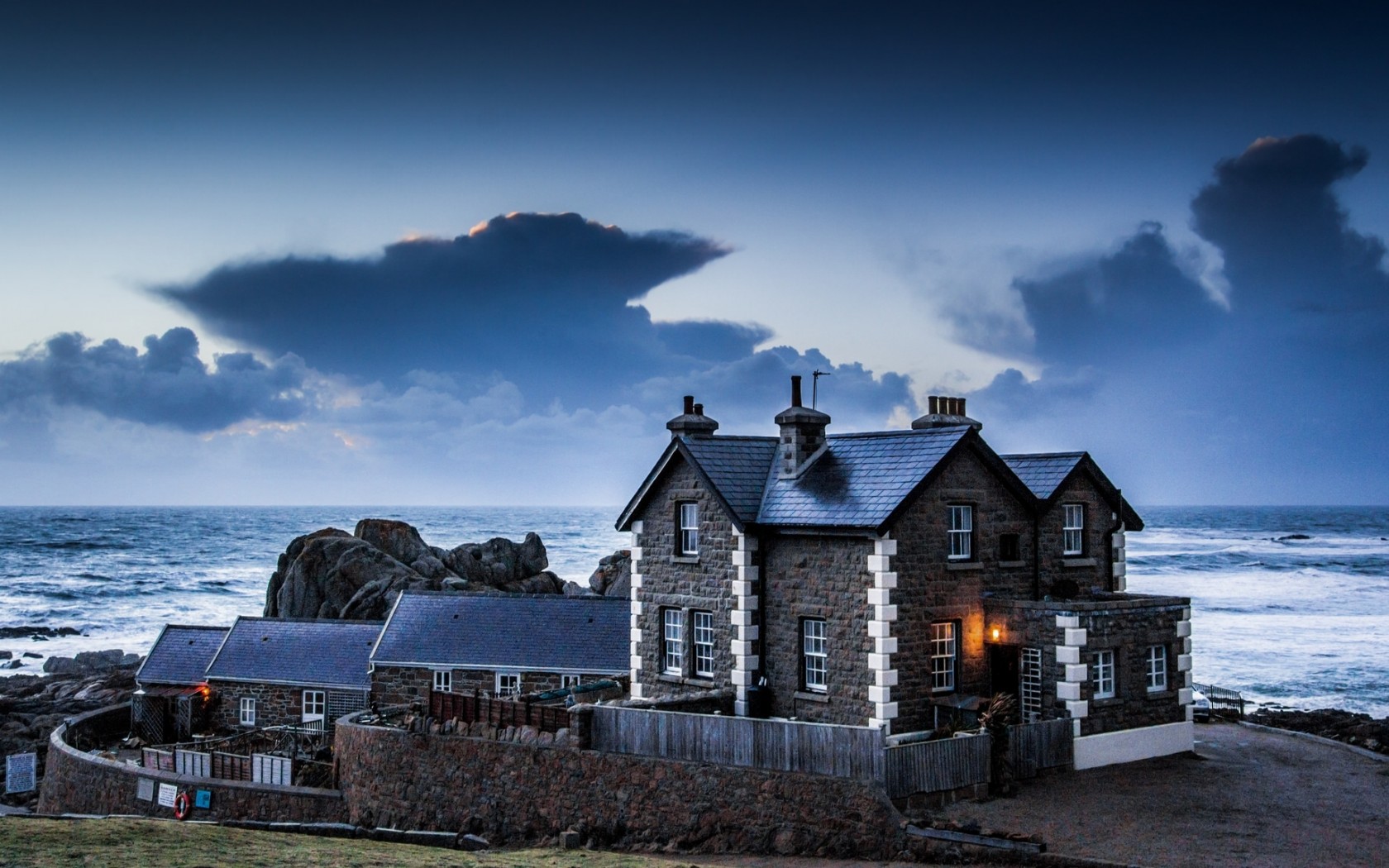 Download Man Made House Wallpaper