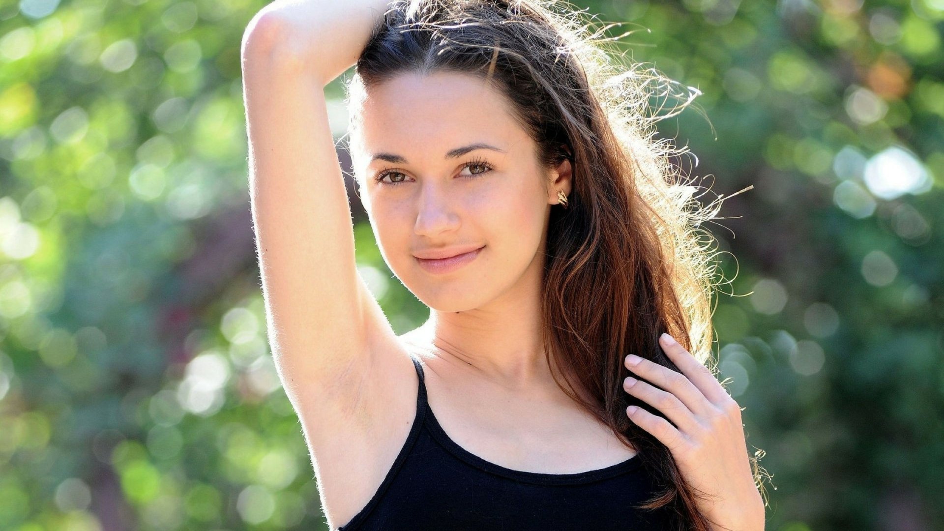 Radiant Woman Model HD Wallpaper – Natural Beauty in Focus | 2560x1440 ...