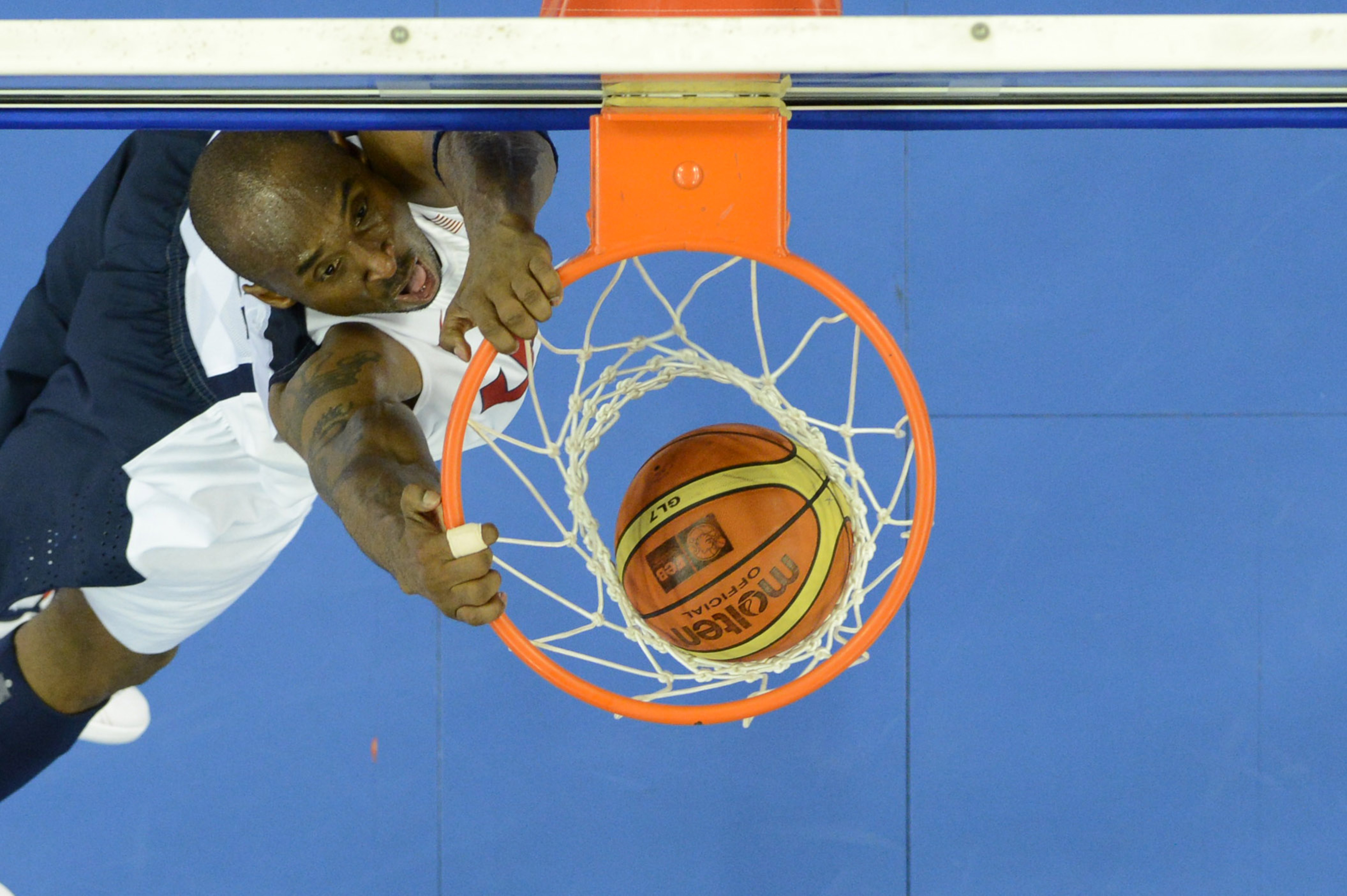 Dynamic Basketball Action in Stunning 4K Ultra HD Wallpaper