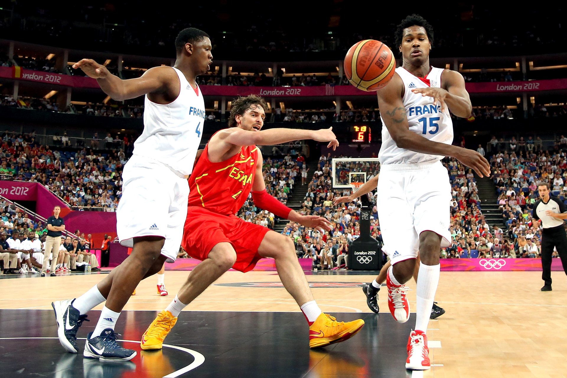 Thrilling Basketball Action HD Wallpaper: Intense Sports Moment in Full ...