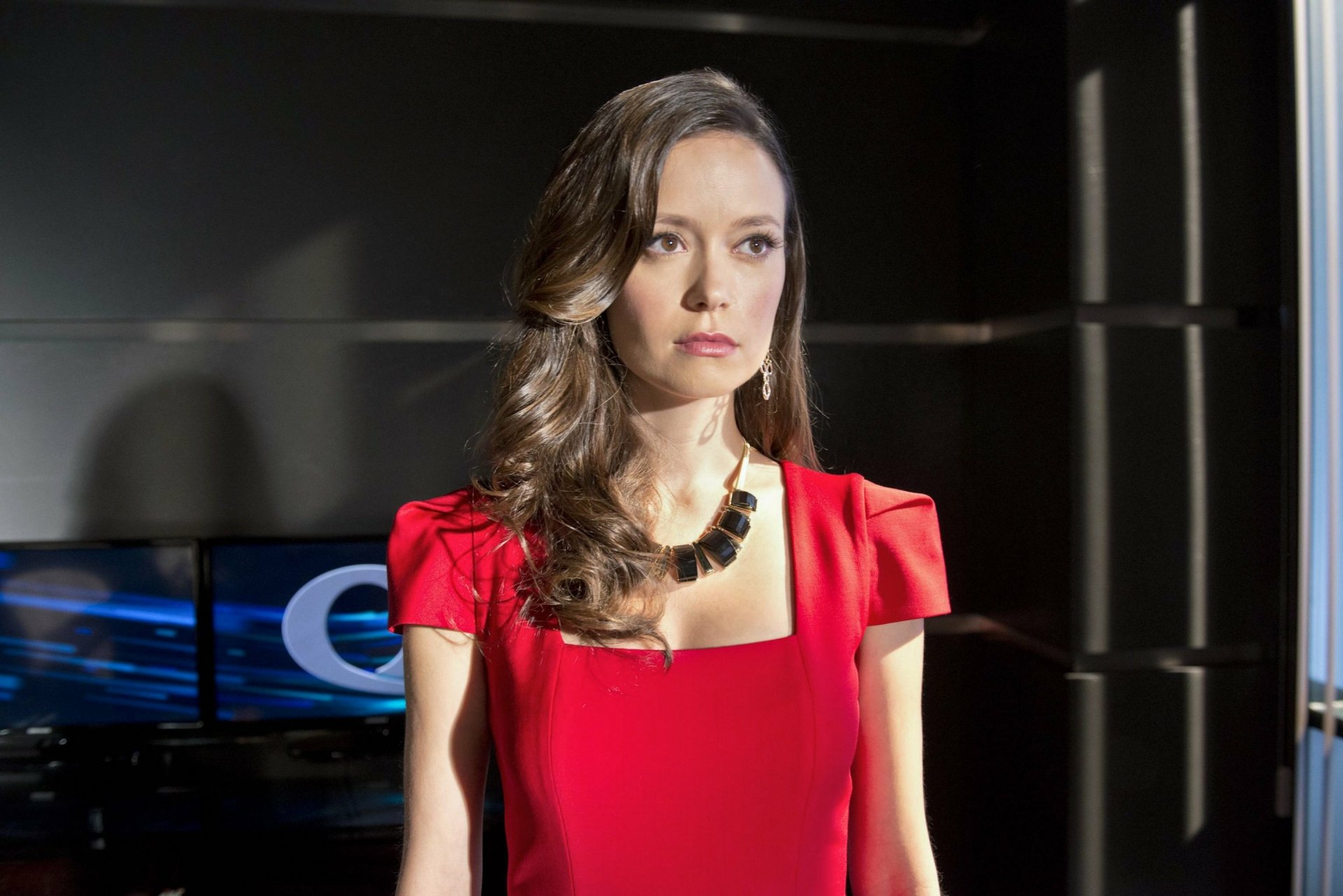 Isabel Rochev & Summer Glau in Arrow | HD TV Show Wallpaper