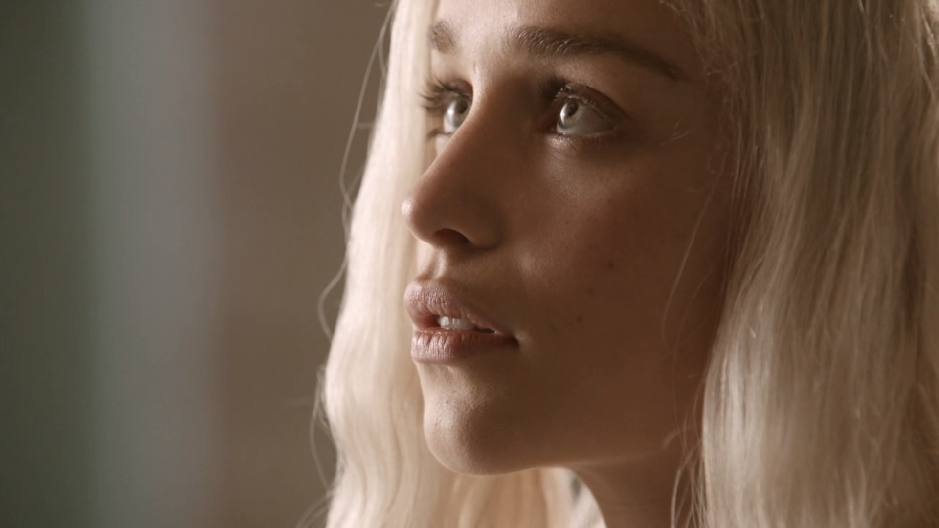 Emilia Clarke as Daenerys Targaryen - Stunning HD Wallpaper