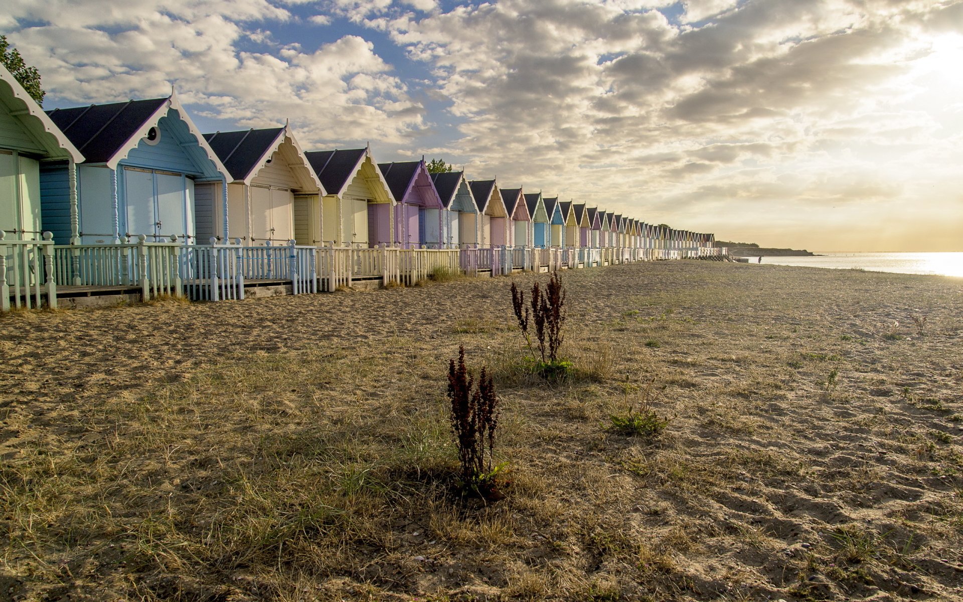2K Quad HD Beach Huts — Sand & Sea Photography Wallpaper | 2560x1600 ...