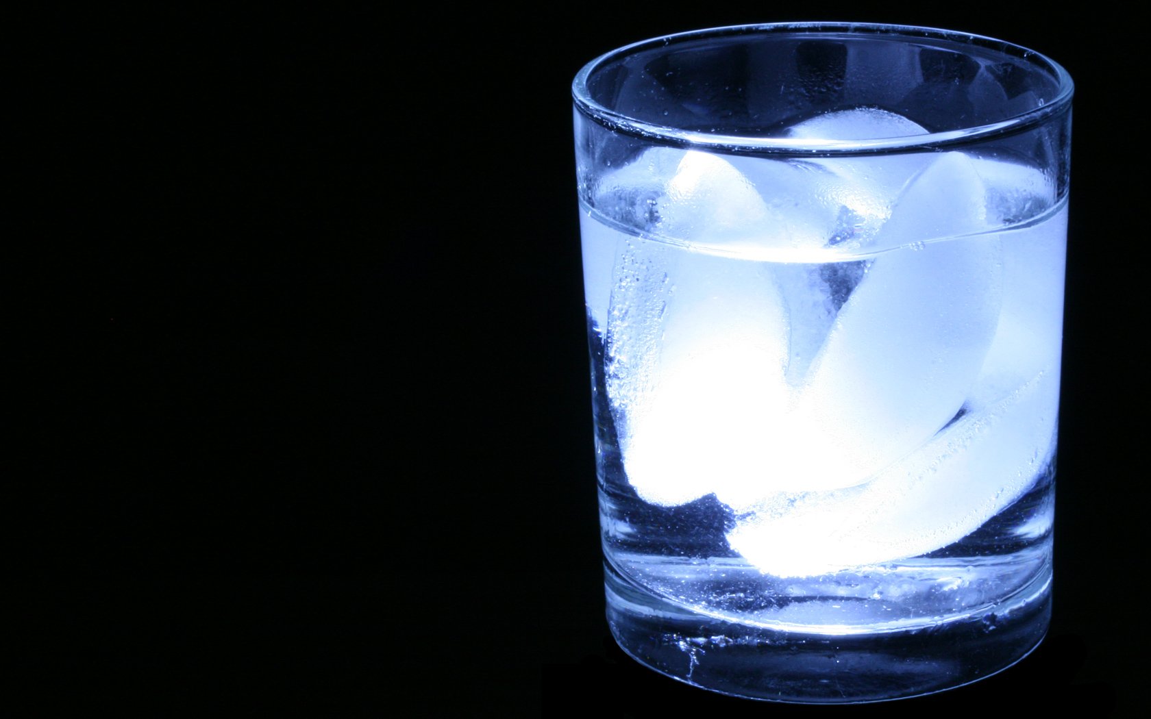 Chilled Elegance: HD Wallpaper of a Refreshing Drink