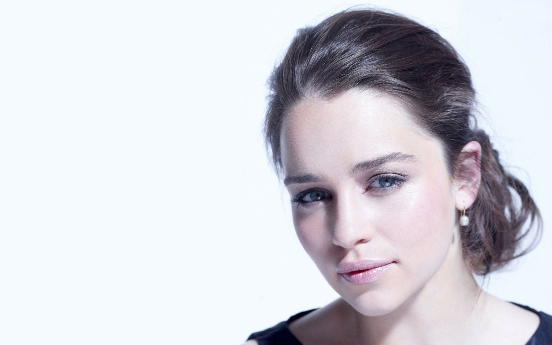 Emilia Clarke: Stunning HD Wallpaper with Green Eyes