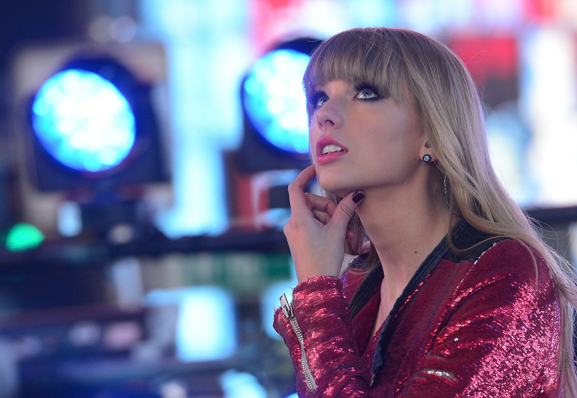 Taylor Swift in Focus: Blonde American Singer with Bold Lipstick