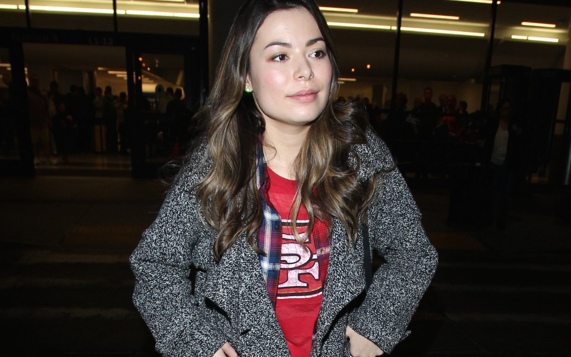 Download Celebrity Miranda Cosgrove HD Wallpaper