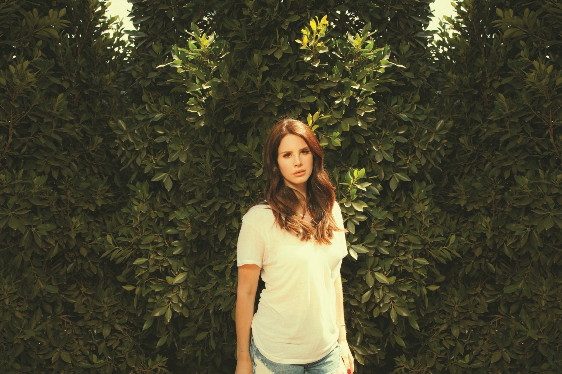 Lana Del Rey HD Wallpaper: A Melodic Escape