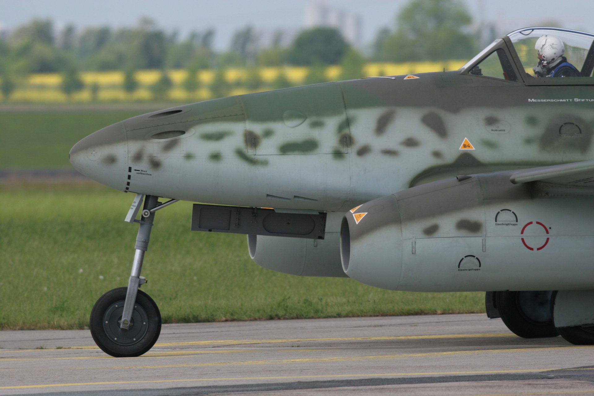 HD Wallpaper of the Iconic Messerschmitt Me 262 Military Aircraft