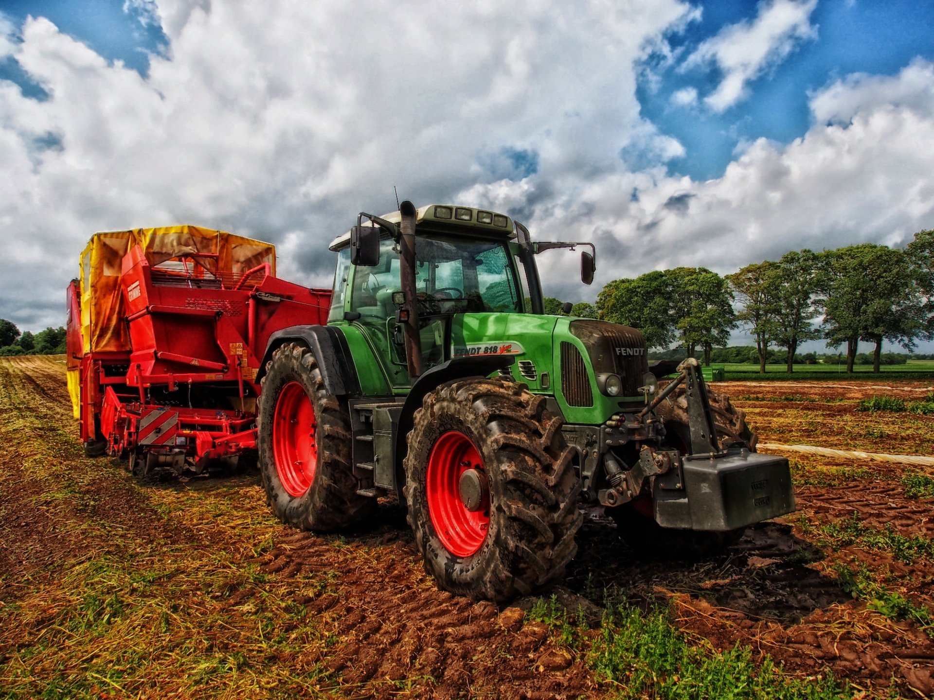 Stunning HDR Fendt Tractor HD Wallpaper on the Farm