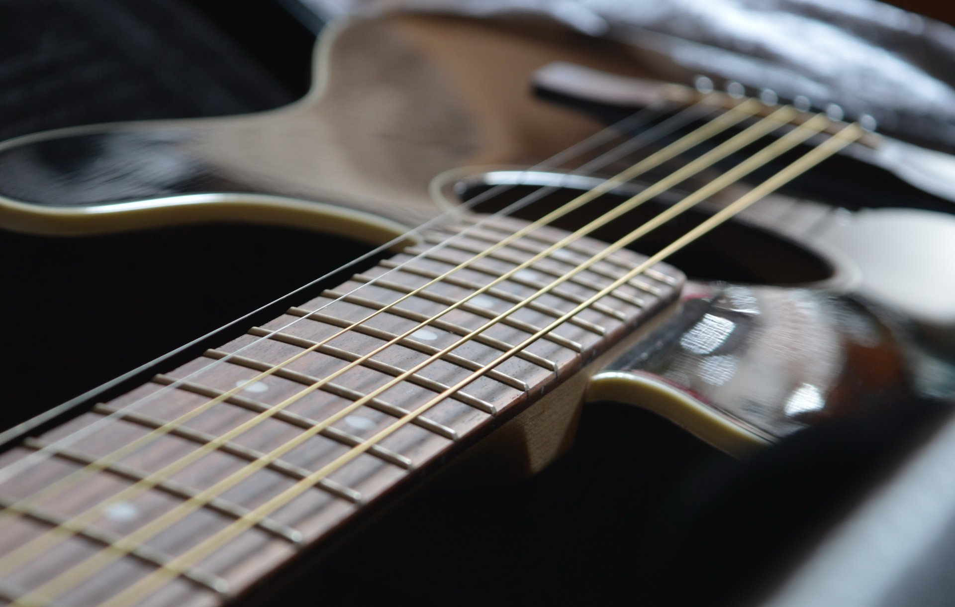 4K Ultra HD Macro Close-Up: The Soul of Guitar Strings in Focus ...