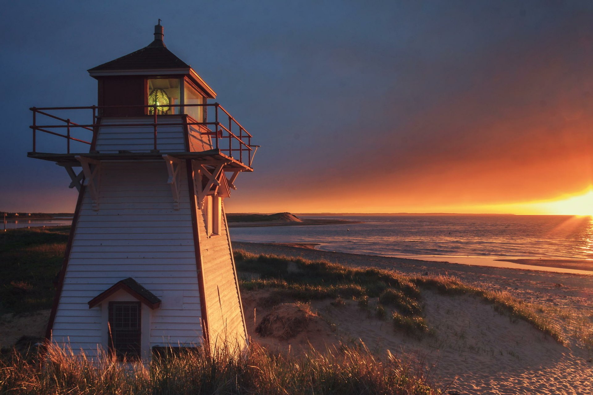 Dawn’s Light: Coastal Lighthouse Overlooking the Ocean Horizon – HD ...